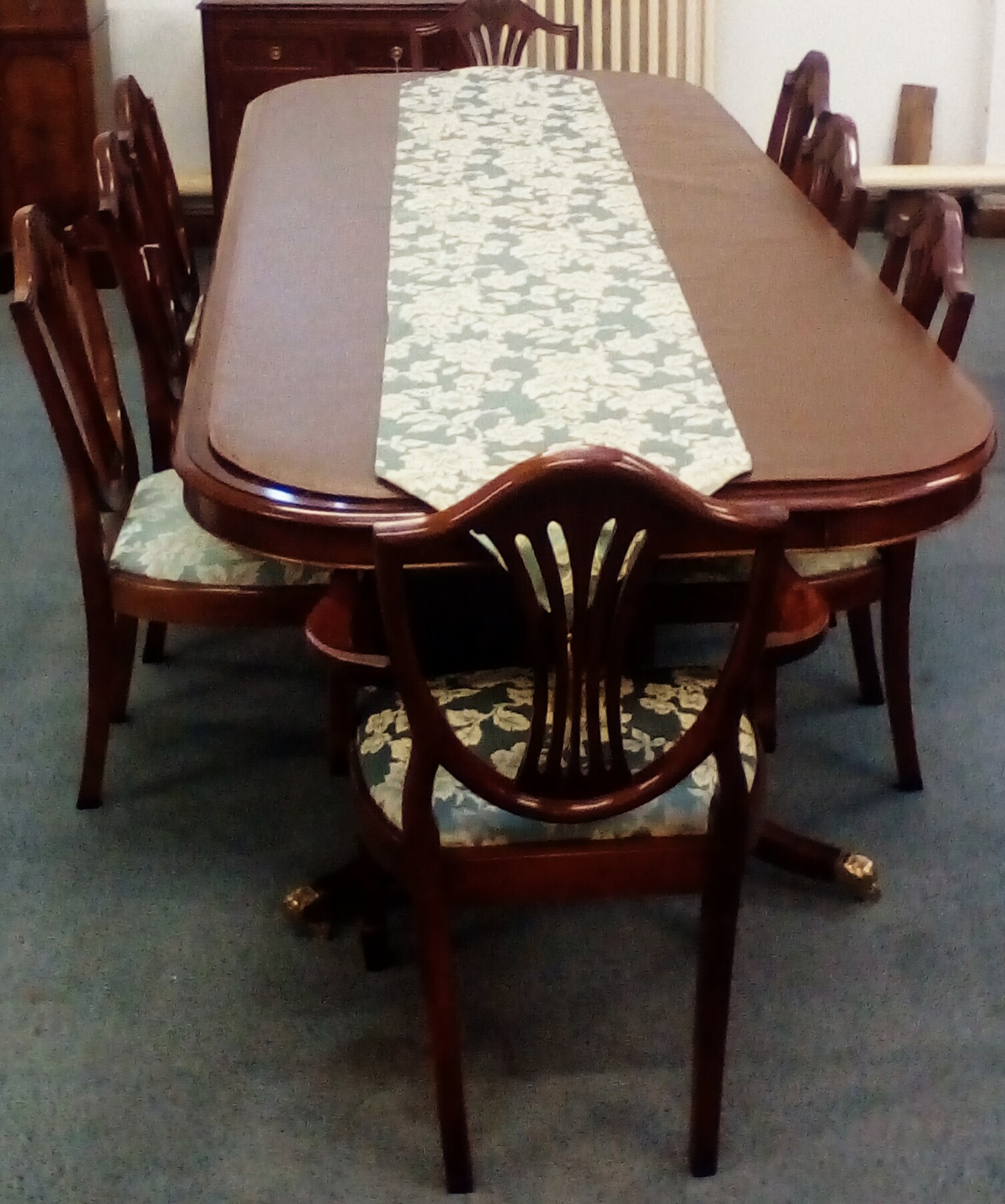 Charles Barr extending dining table 2x carvers, 6x chairs wheatchief ...