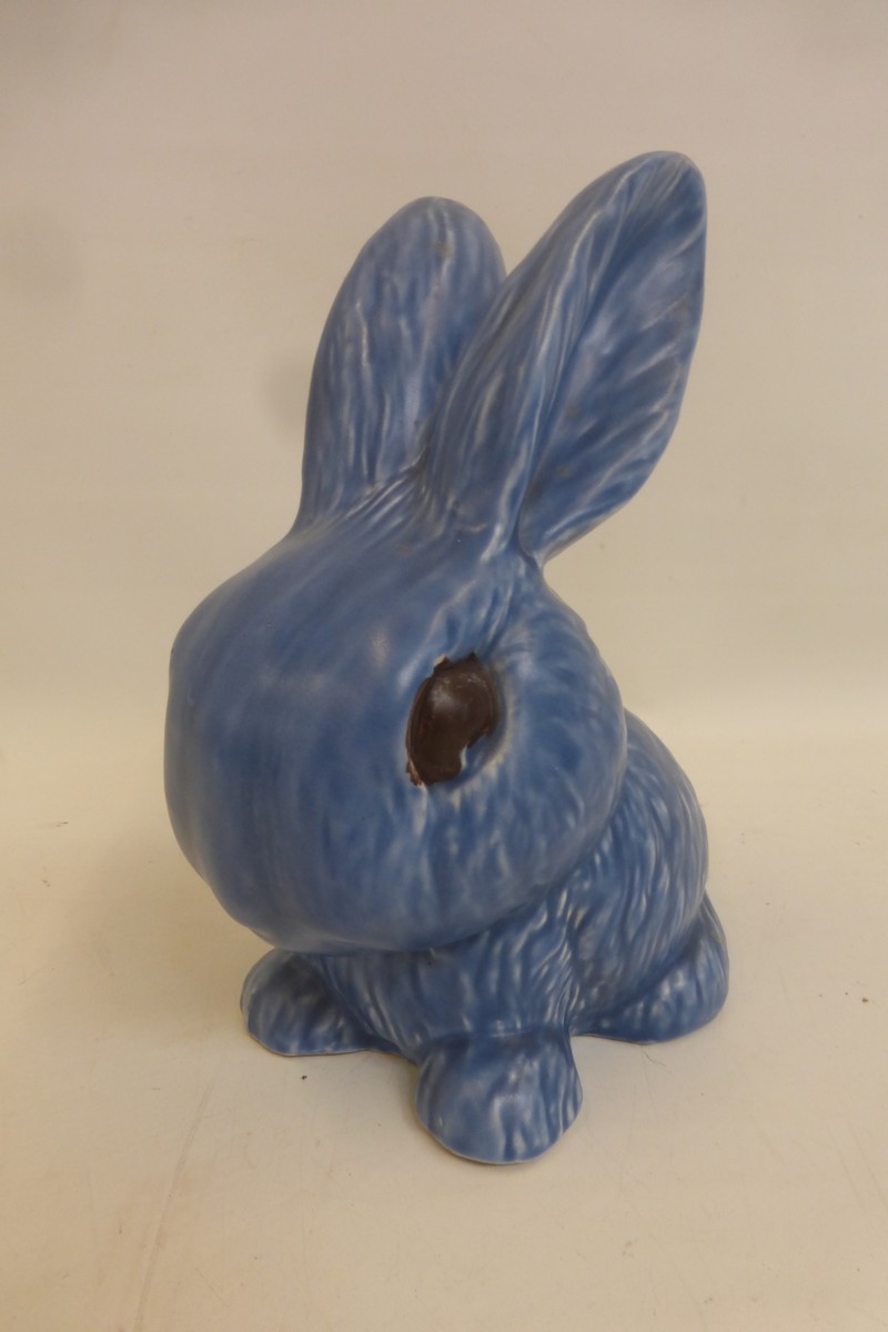 A Sylvac seated bunny Model No. 1027 (blue).
