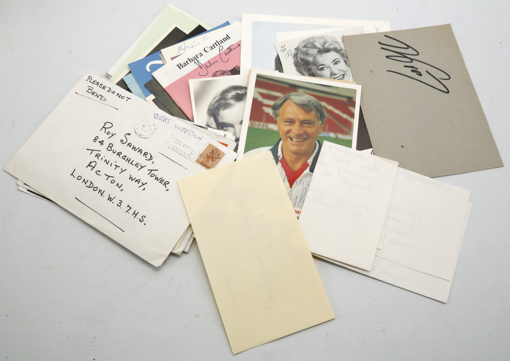 AUTOGRAPHS - A collection of signed postcards/index cards relating ...