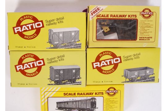 A quantity of original vintage Ratio & Slater's Wagon train 00 gauge ...