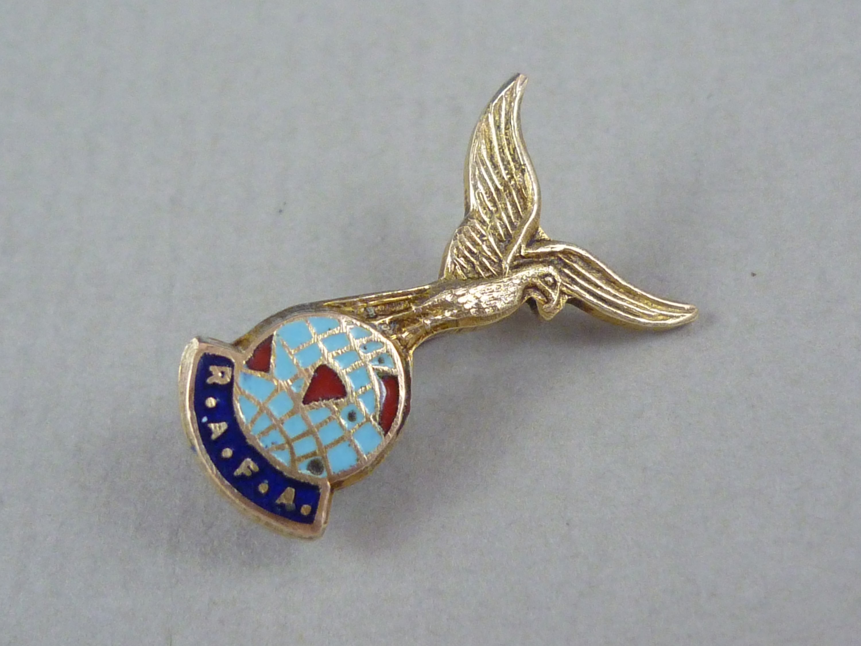 An enamelled 9ct gold RAFA lapel badge, 2.3g