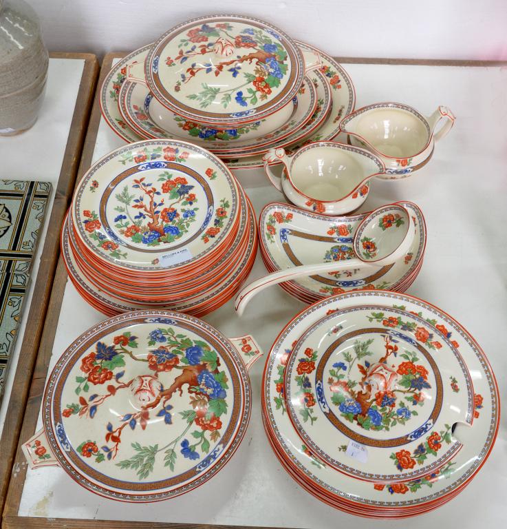 A GRIMWADE'S ROYAL WINTON IVORY EARTHENWARE JAPAN PATTERN DINNER ...