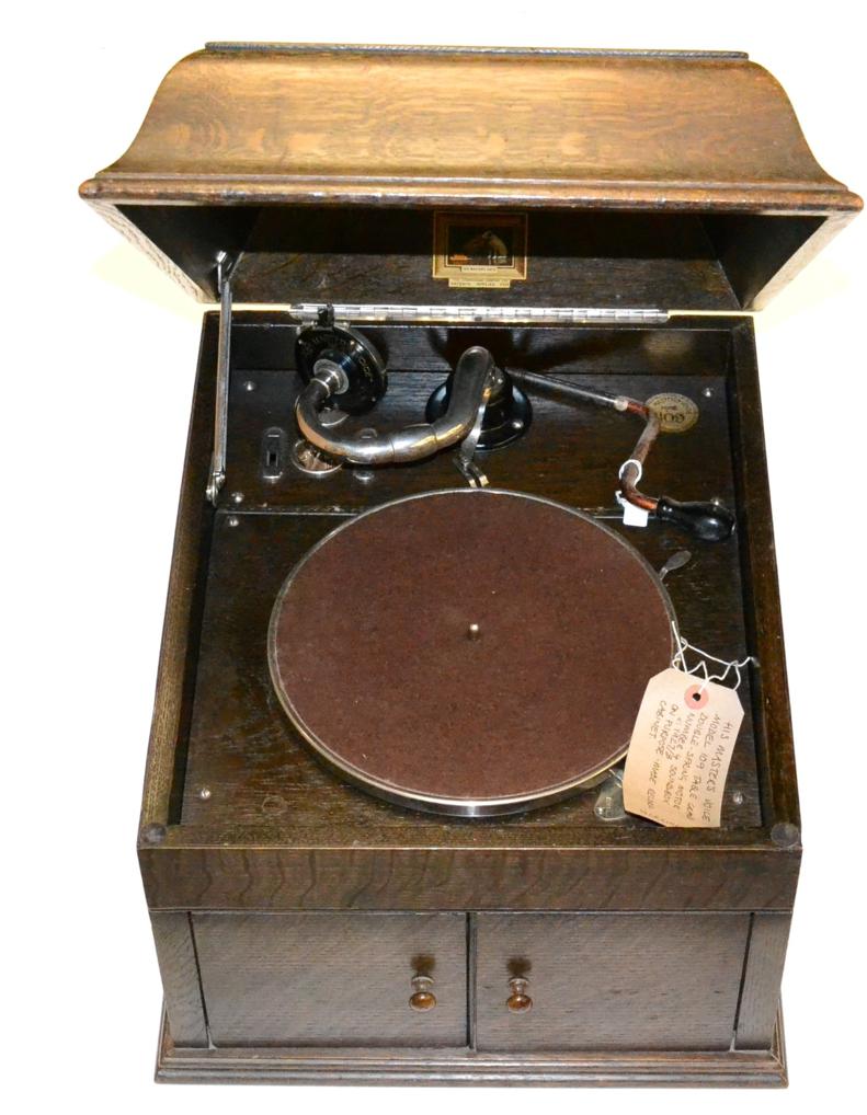 HMV Model 109 Gramophone in oak case with No.4 ReproducerWith winding ...