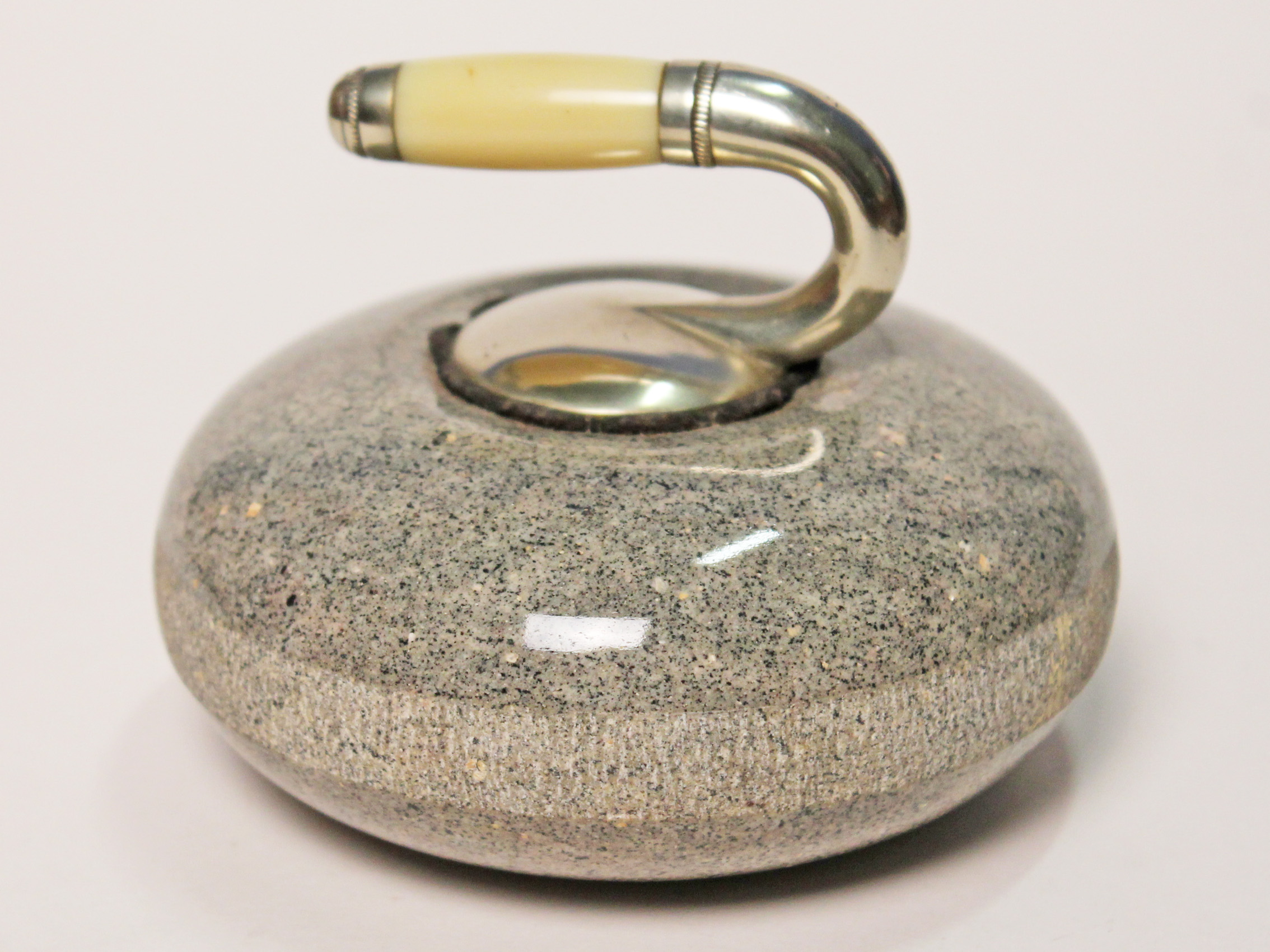A novelty miniature curling stone paperweight, diam. 10cm. Condition ...