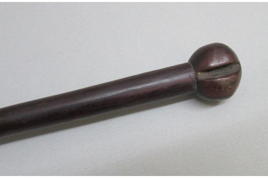 A LATE C19th/EARLY C20th ZULU KNOBKERRIE WITH A SPHERICAL SLOTTED HEAD ...