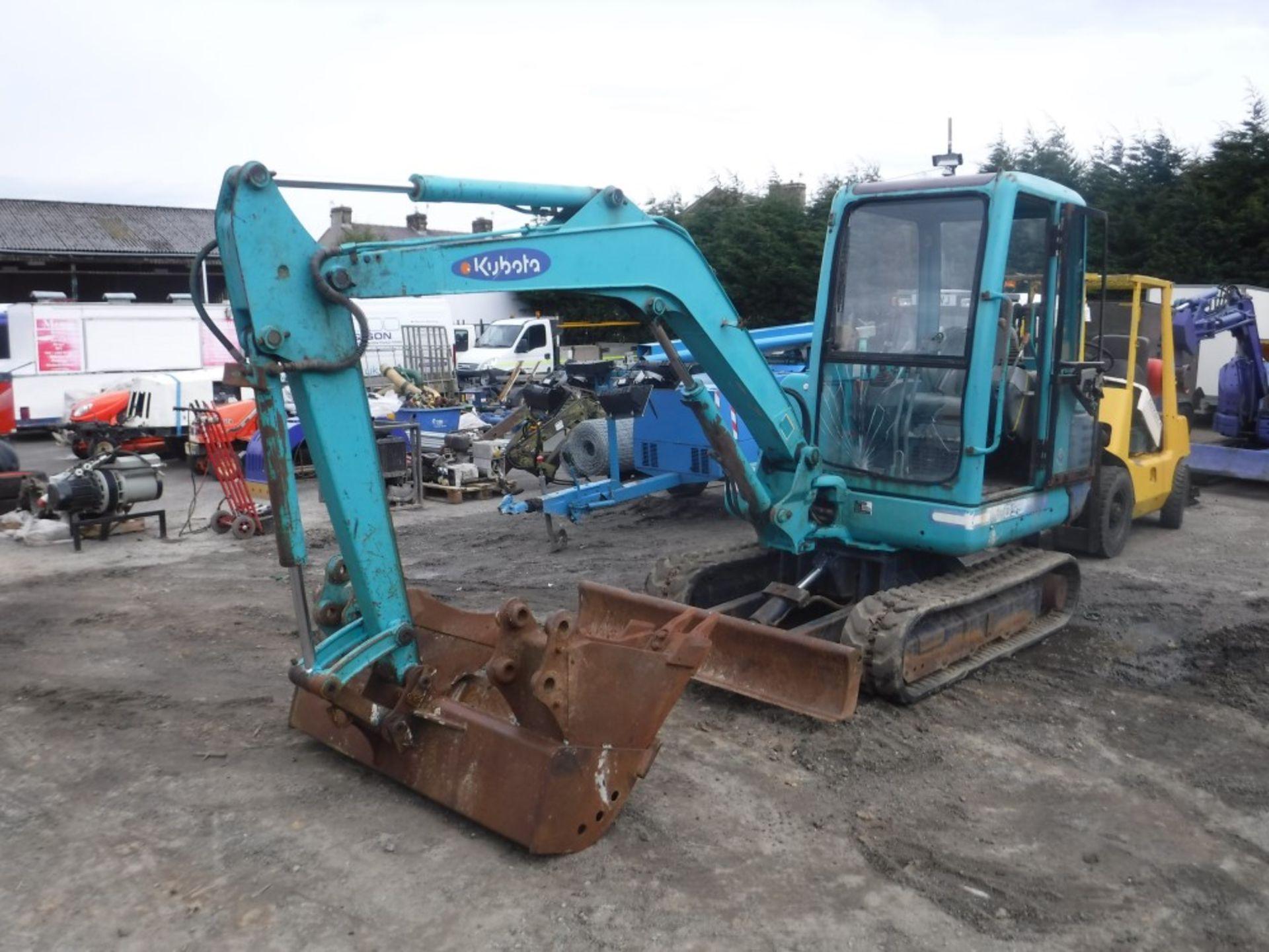 KUBOTA K-035 EXCAVATOR C/W 3 BUCKETS, 3729 HOURS [+ VAT]