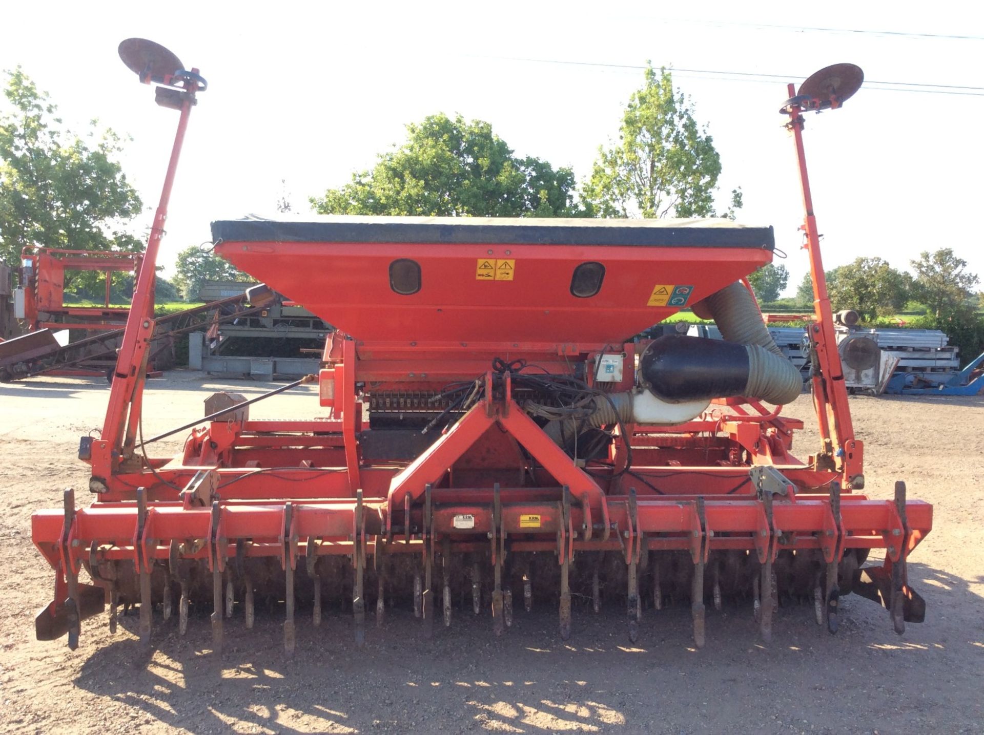 KRM 4m Maxidrill SR2 combination drill. Comprising rigid leg tines, two ...