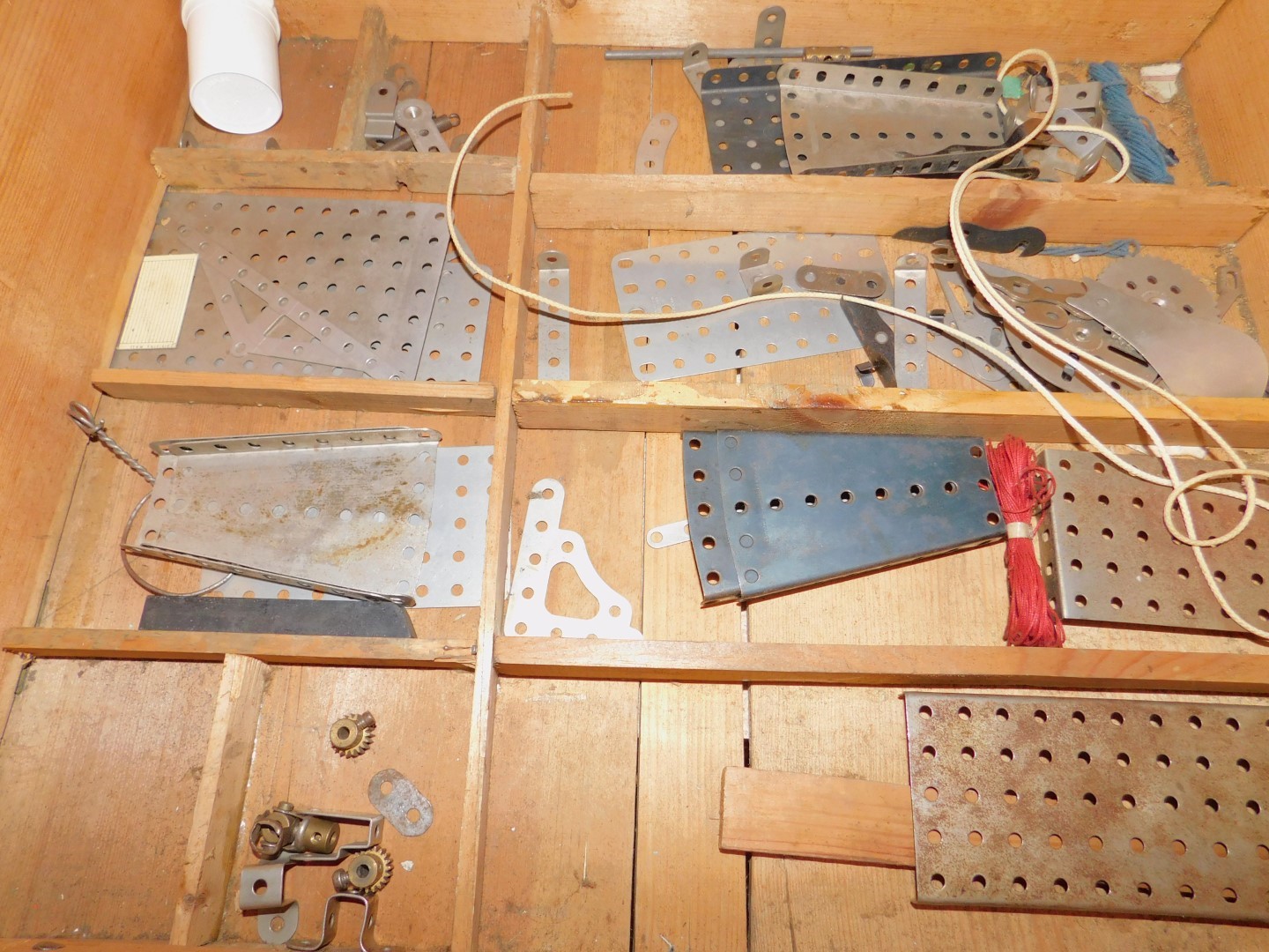 Meccano, box containing two trays of extensive Meccano.