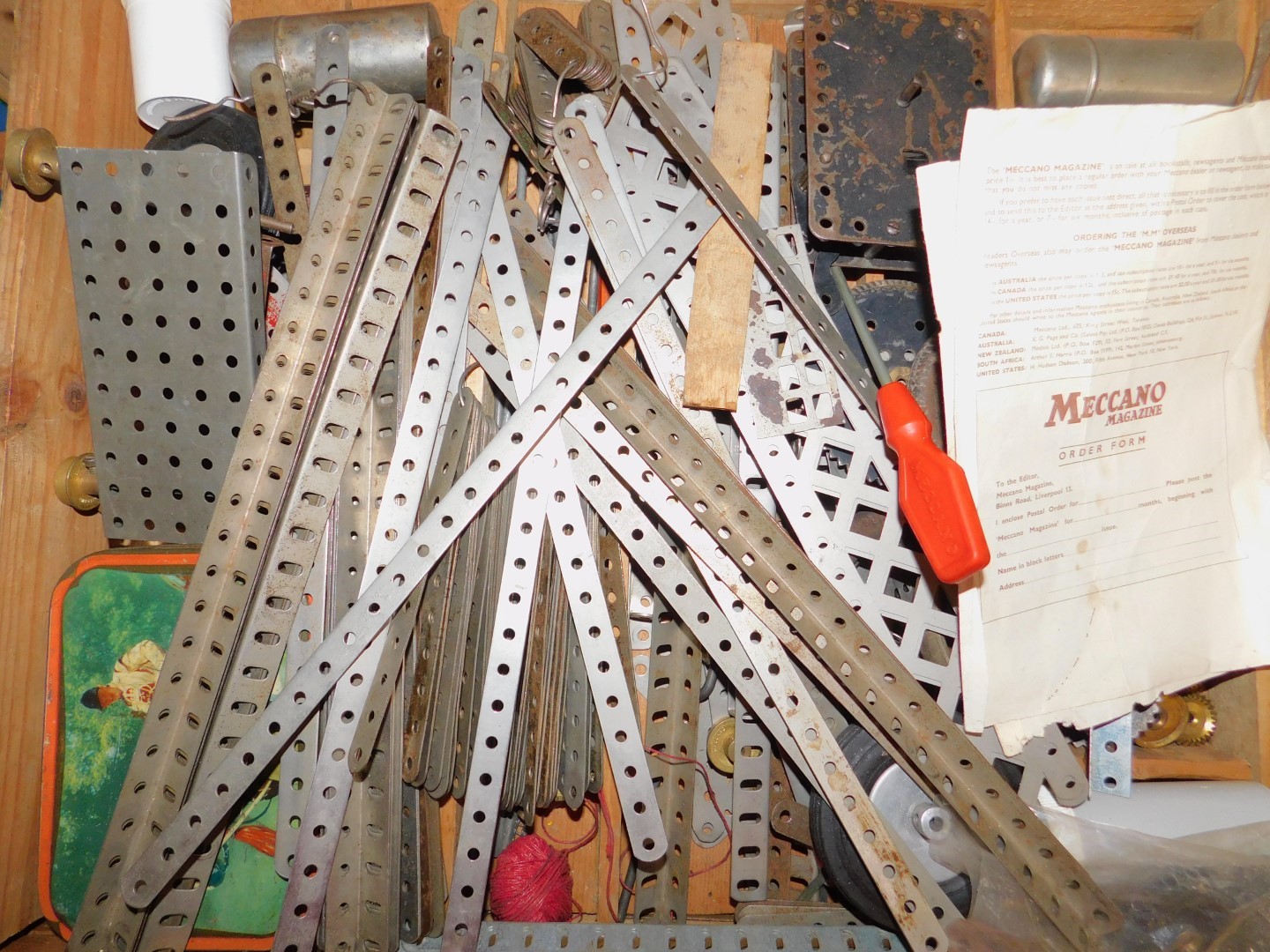 Meccano, box containing two trays of extensive Meccano.
