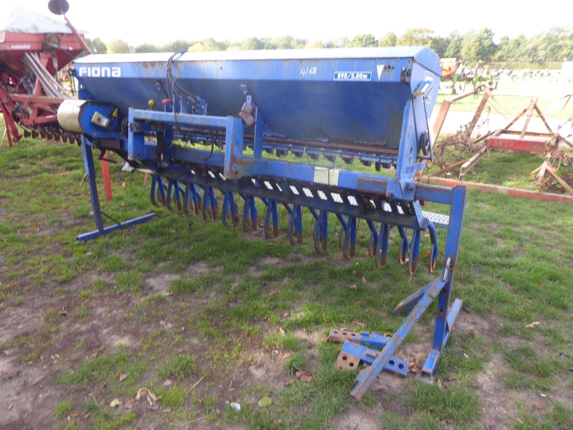 Fiona seed drill with stand with tram-liner