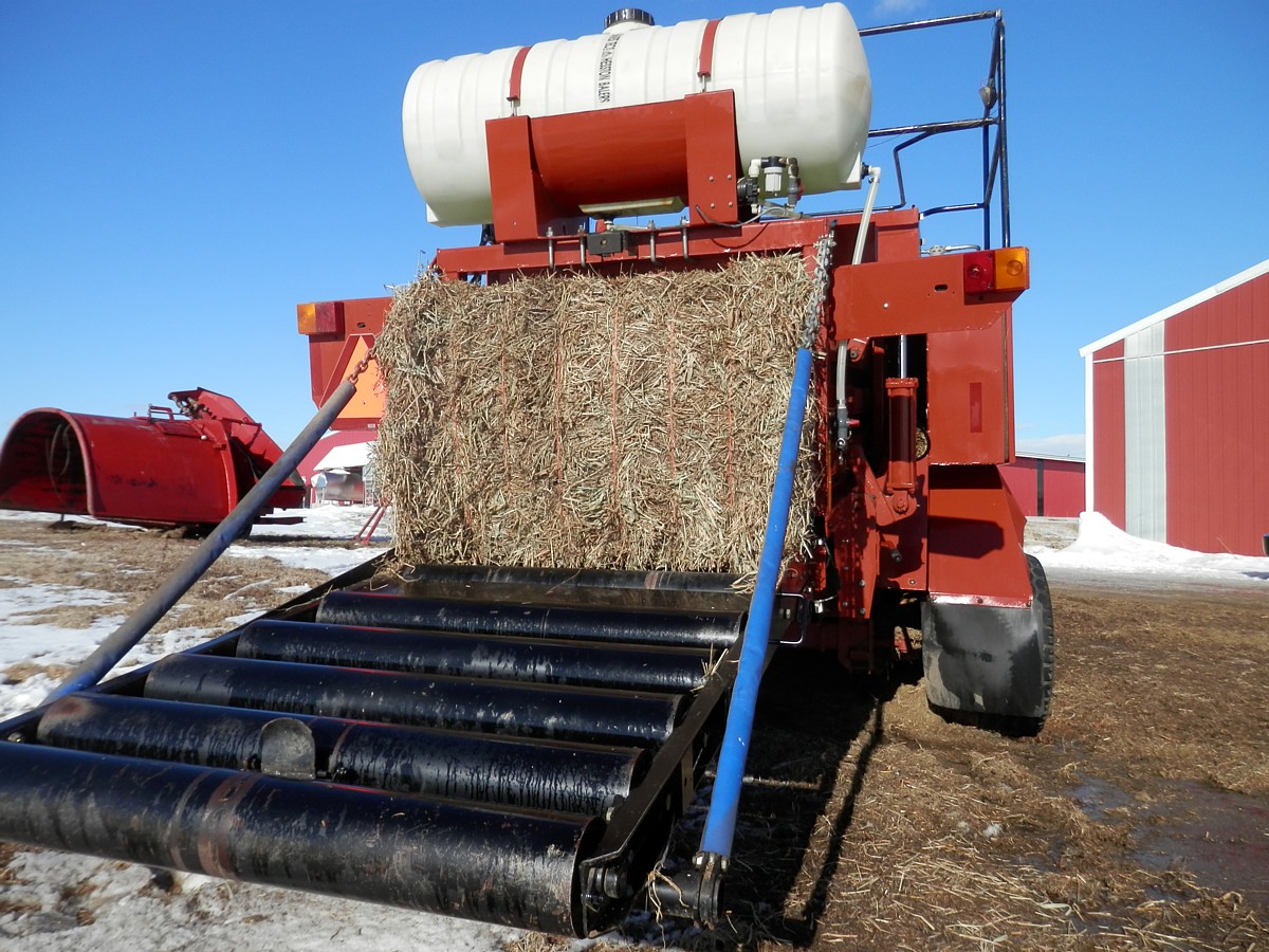 HESSTON 4790 3X4 Big Baler, Cutter, Applicator, Roll Chute, Agco ...