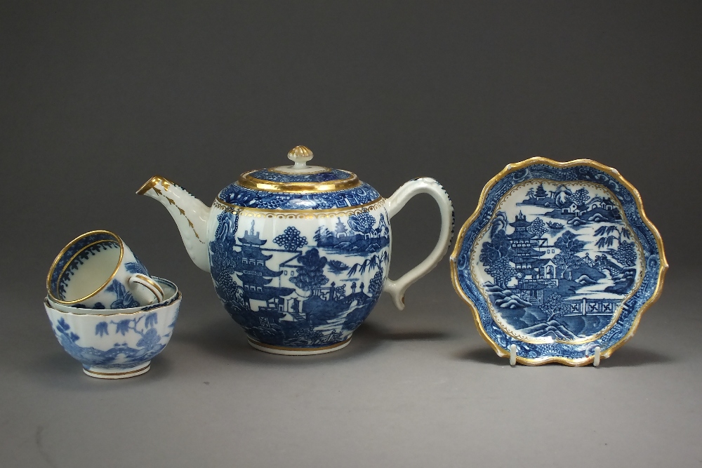 A Caughley teapot, cover and stand in the Temple pattern, circa 1780 ...