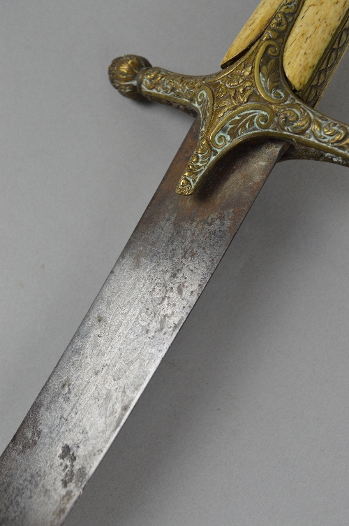 A 19TH CENTURY MAMELUKE CROSS HILTED SWORD, no scabbard, this Scimitar ...