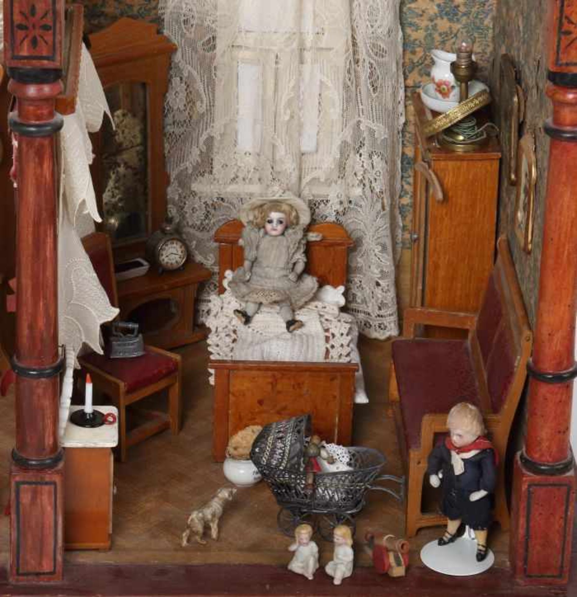 Puppenstubeum 1890/1900, 2-Raum-Gehäuse, Holzkonstruktion, die Front ...