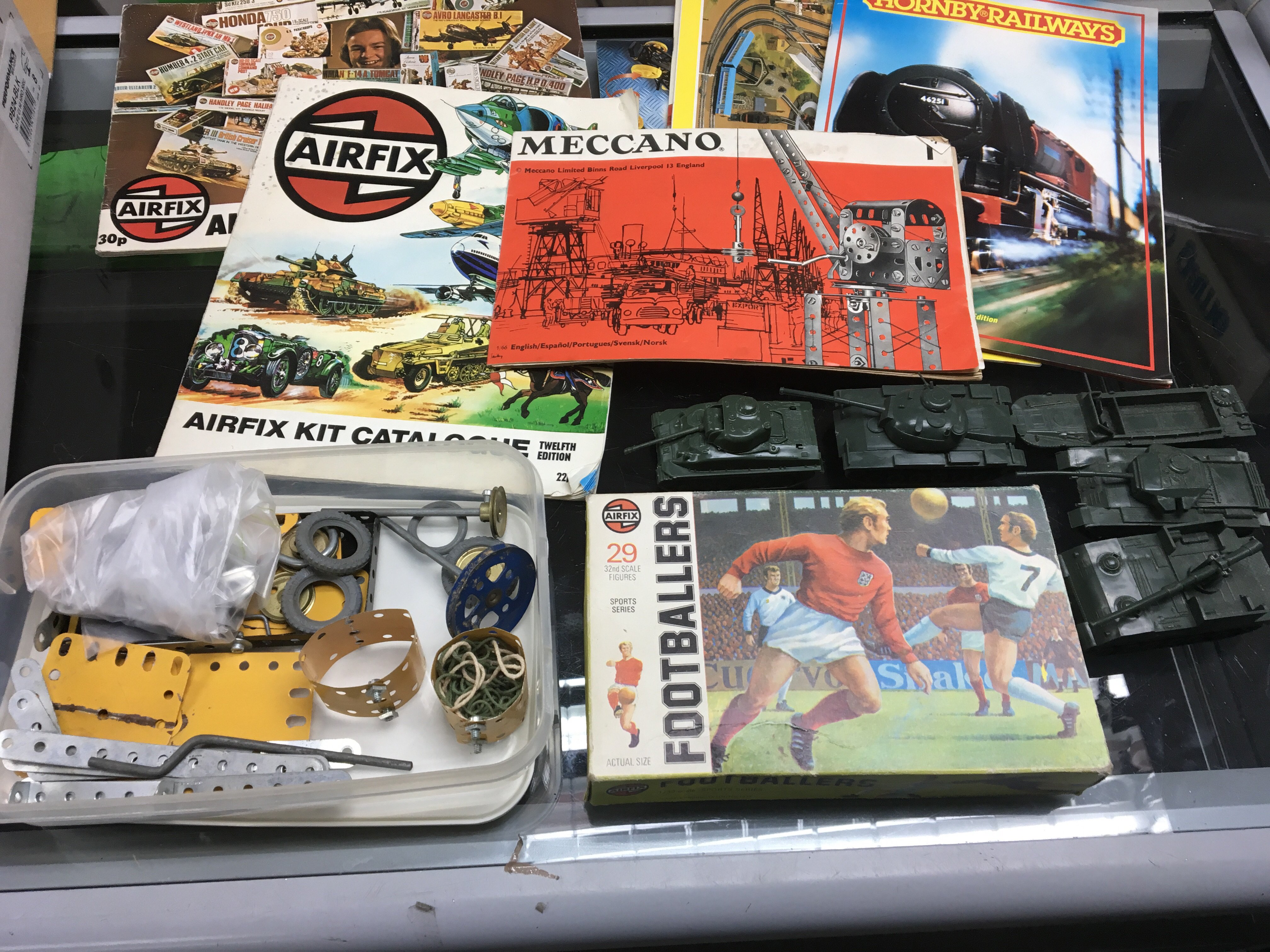 A collection of Airfix model tanks, 29 32nd scale footballers and ...