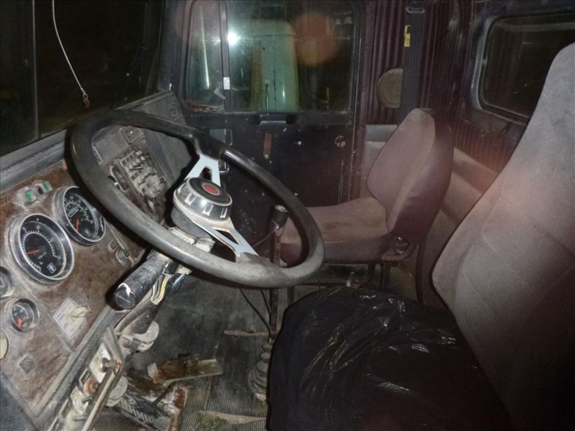 Kenworth tandem axle diesel tractor, odometer reading: 272,636 kms ...