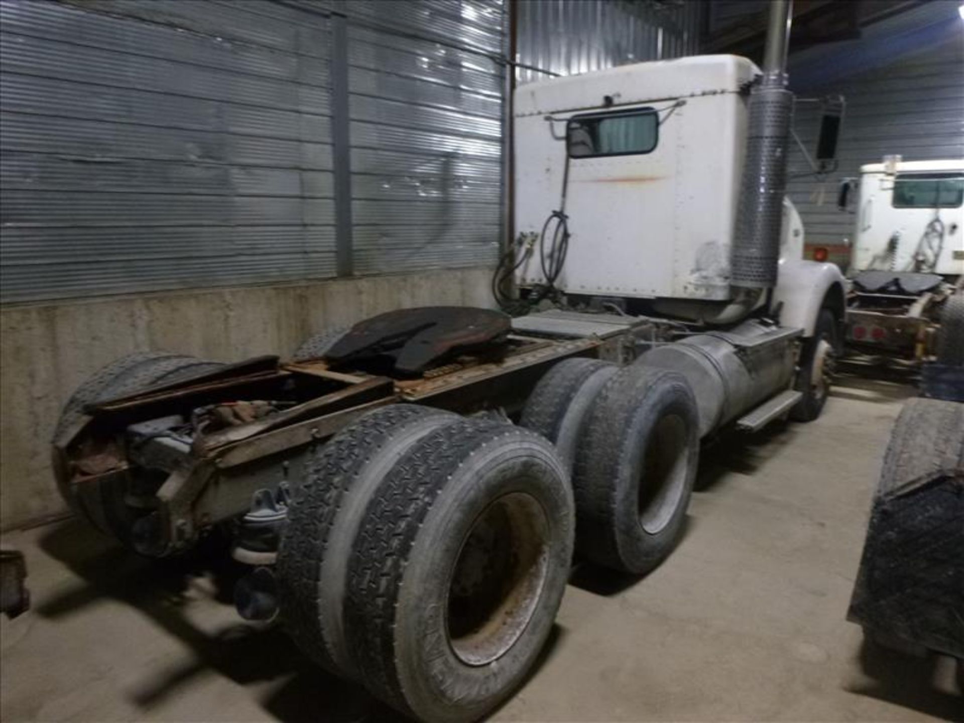 Kenworth tandem axle diesel tractor, odometer reading: 272,636 kms ...