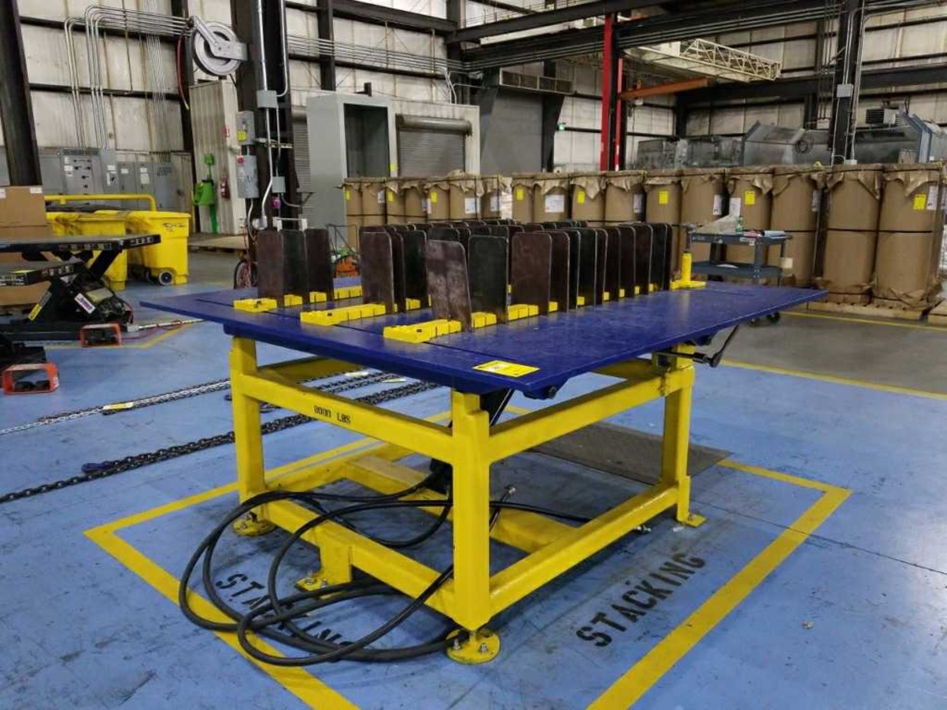 { Option of lots: 369, 370 } } } Hydraulic Stacking Lift Table 8000 ...