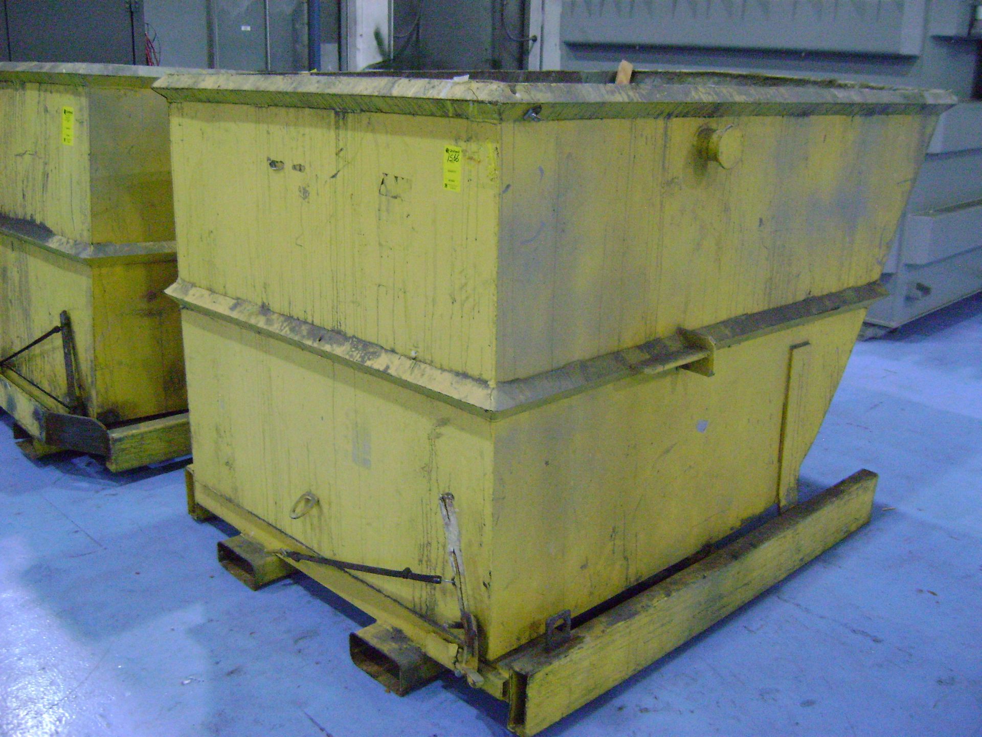 Forklift Steel Dumpster w/dump lever)