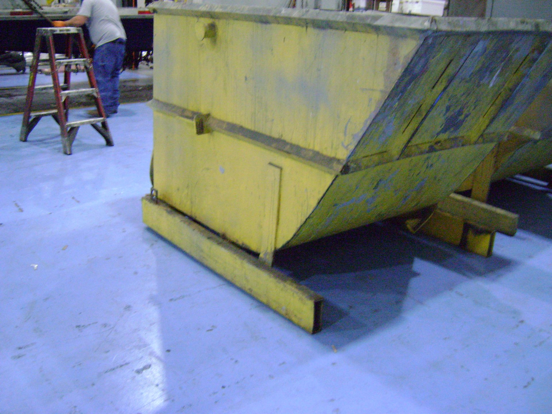 Forklift Steel Dumpster w/dump lever)