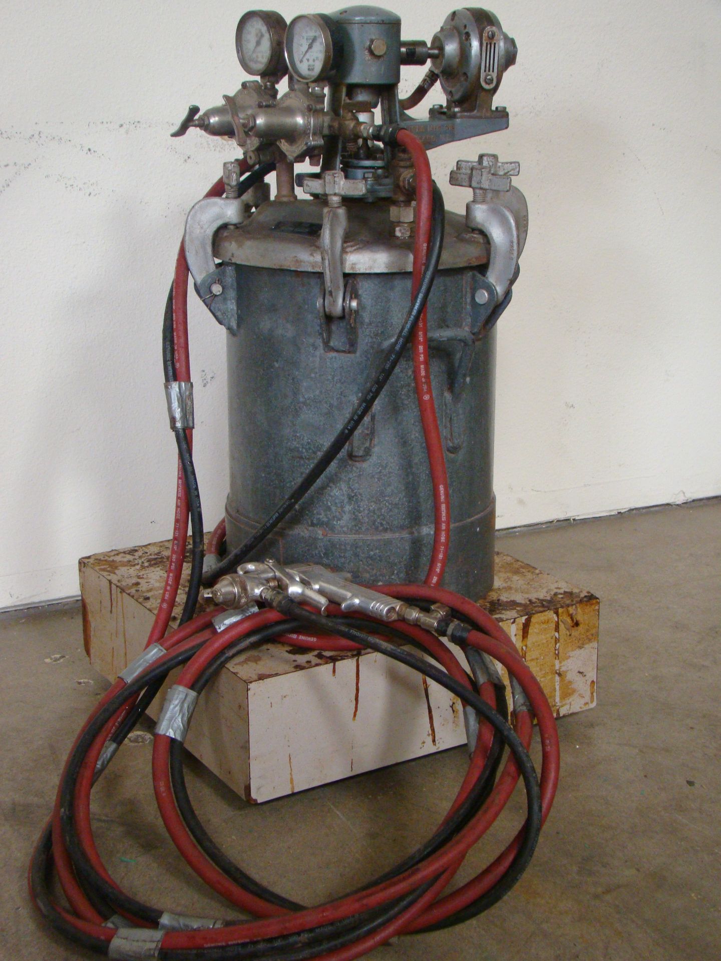 Binks Pressure 5 gallon Spray Pot w/ Binks Spray Gun Model #Q Type D ...