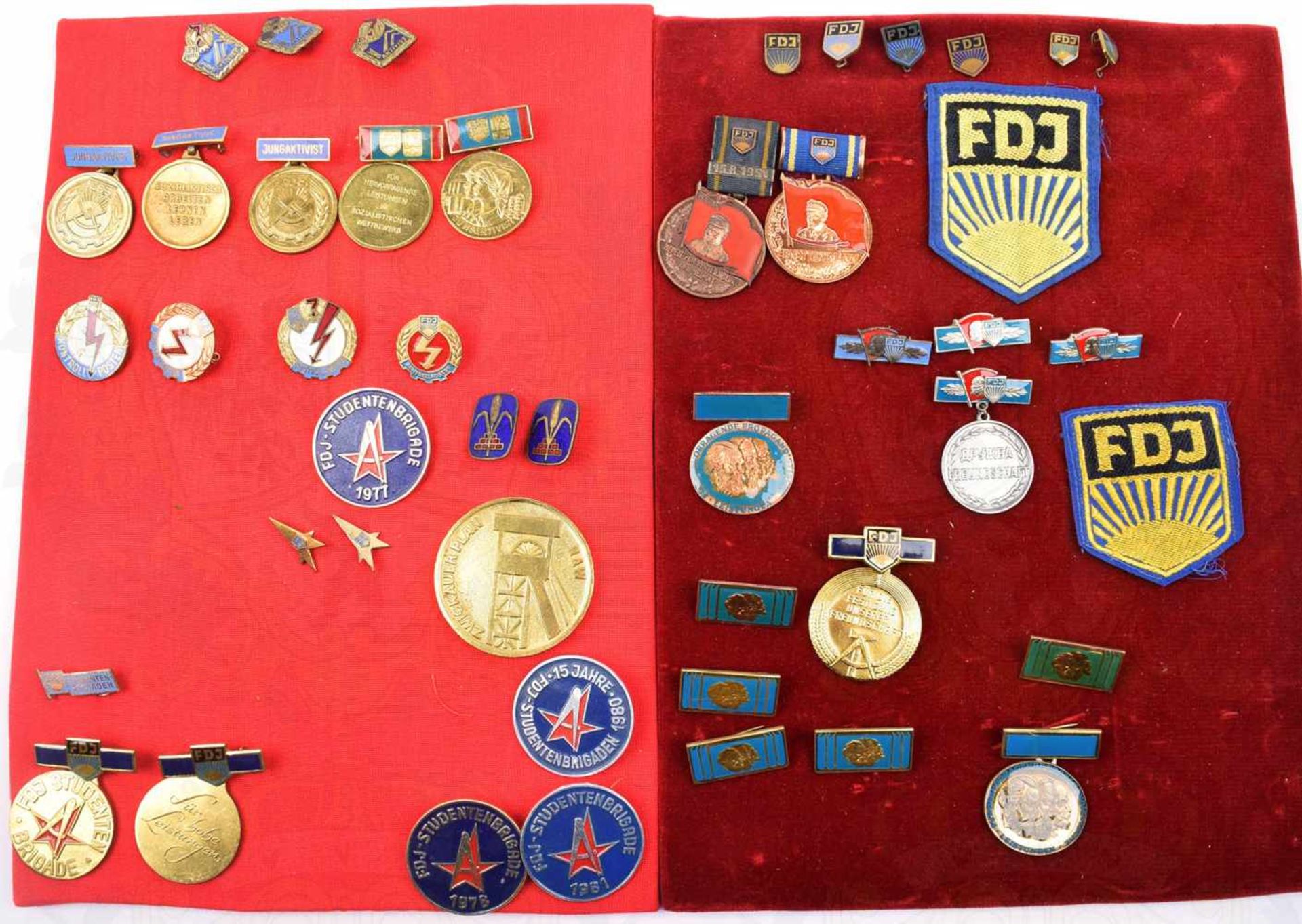 44 ABZEICHEN FDJ, 2 x Thälmann Medaille mit Verl..-Nr., 8 St ...