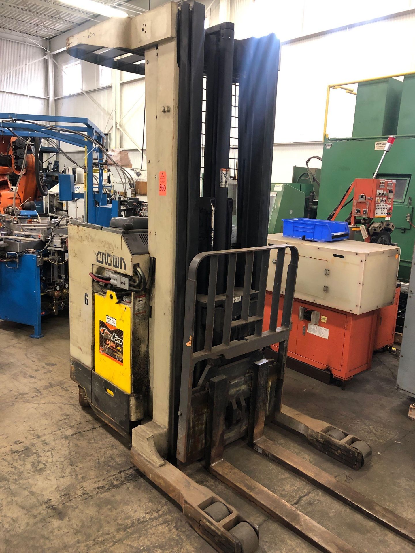 Crown electric stand up forklift. triple mast, RR3000 series, 3500lb ...
