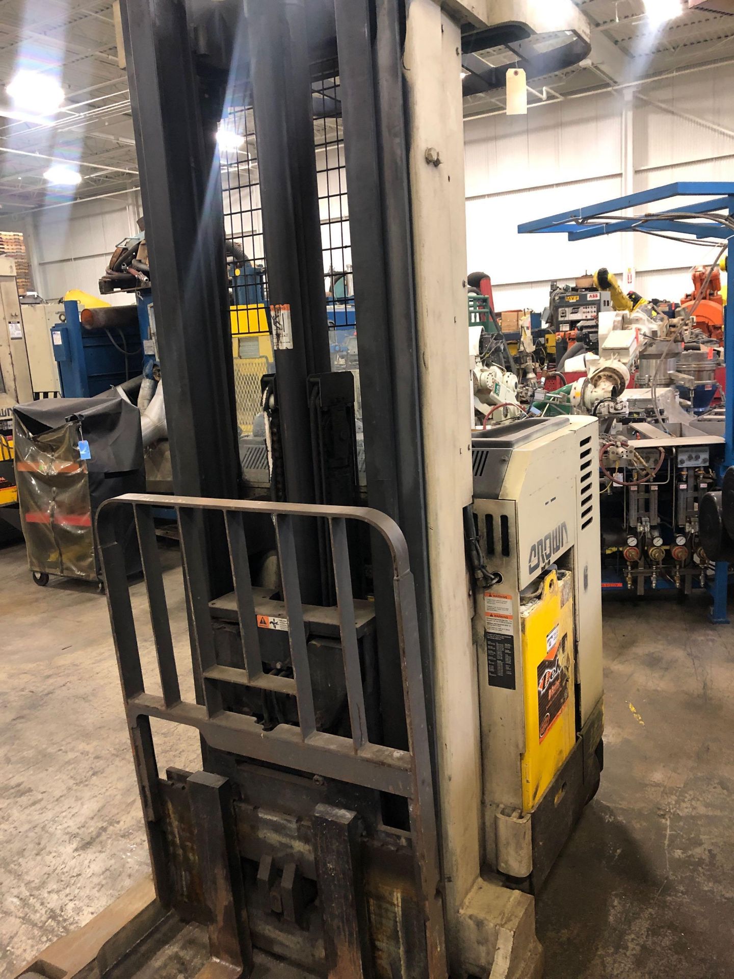 Crown electric stand up forklift. triple mast, RR3000 series, 3500lb ...