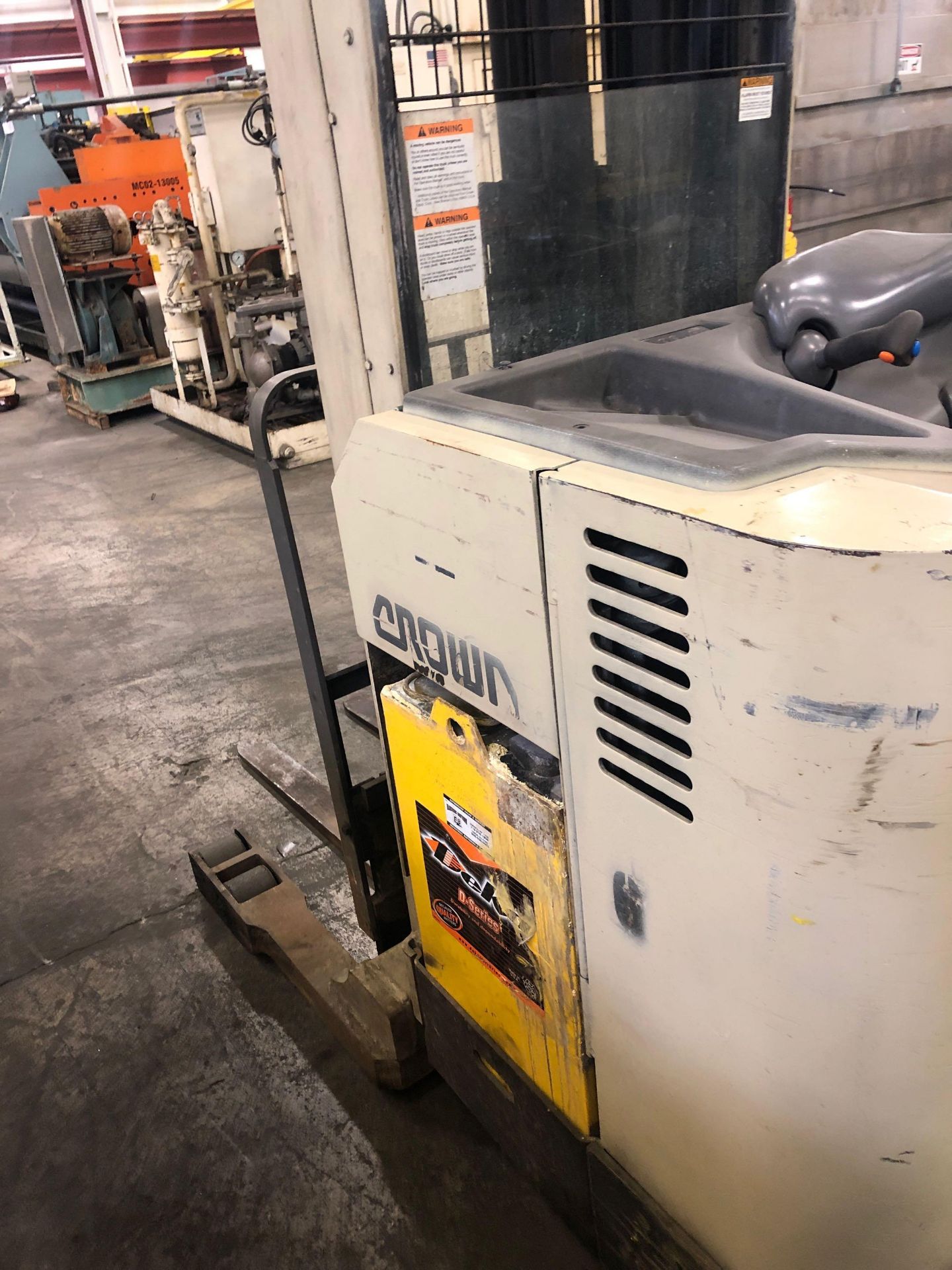 Crown electric stand up forklift. triple mast, RR3000 series, 3500lb ...