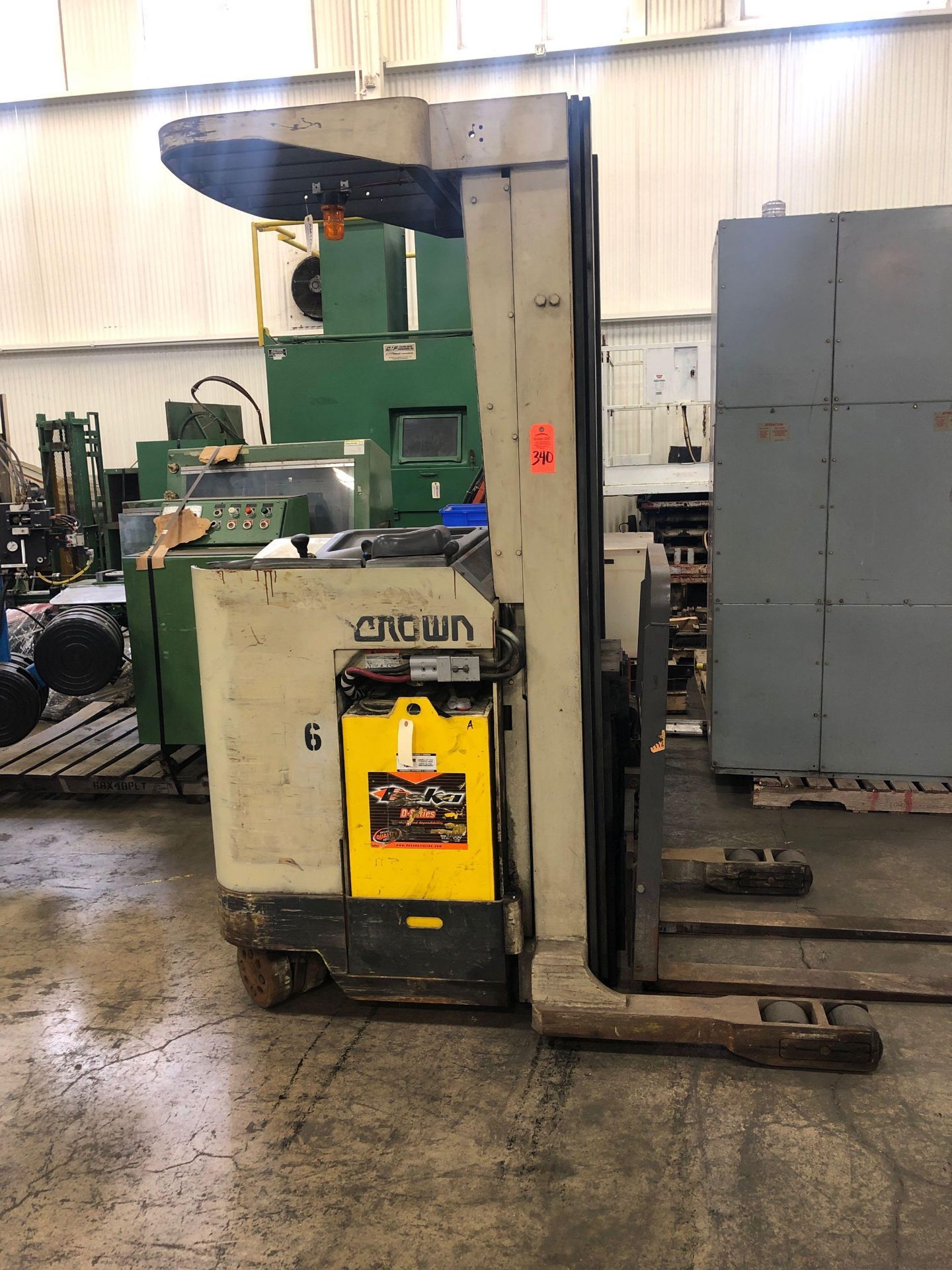 Crown electric stand up forklift. triple mast, RR3000 series, 3500lb ...