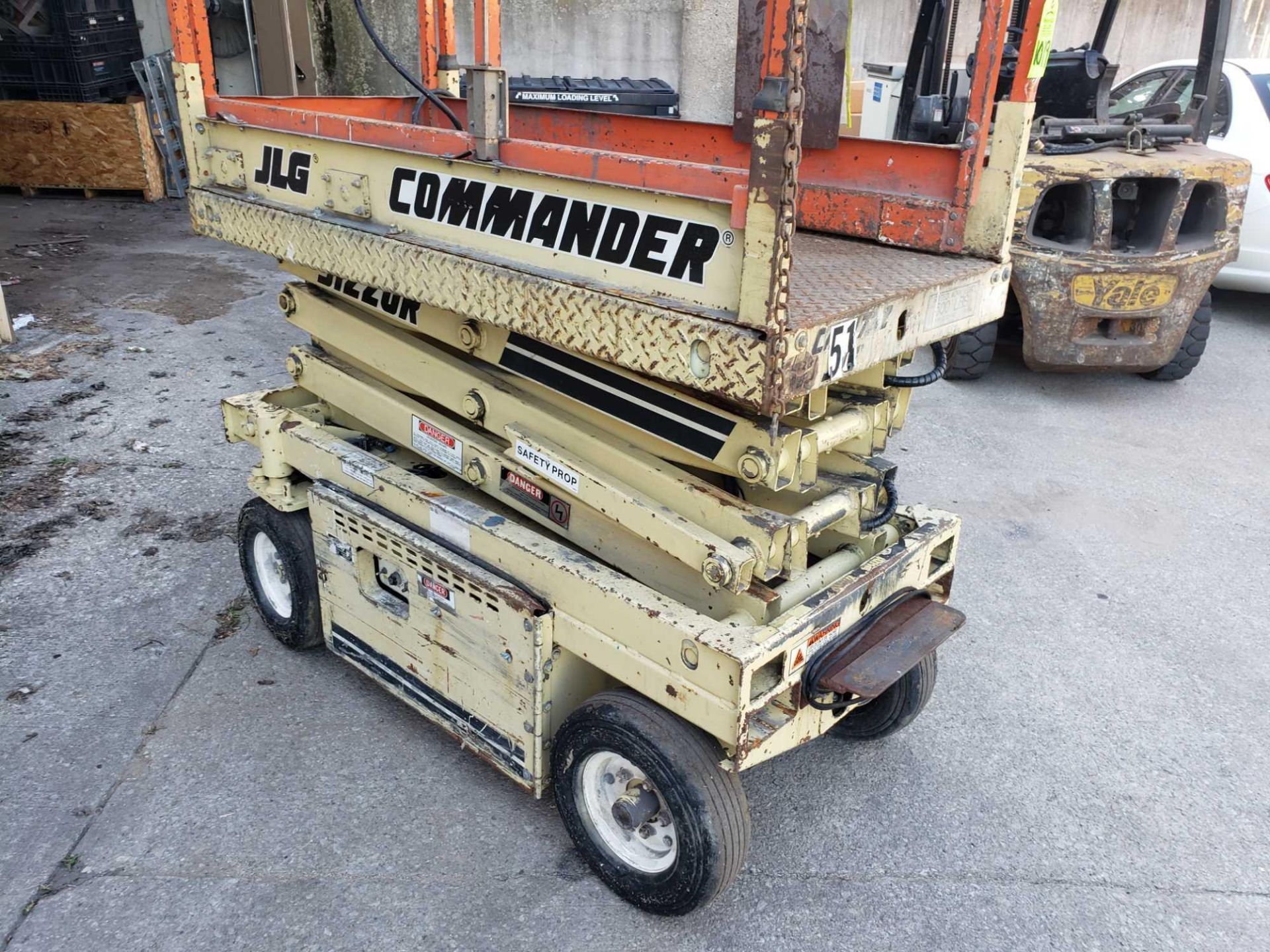 JLG Commander CM-1732 electric scissor lift 17' lift height 500lb ...