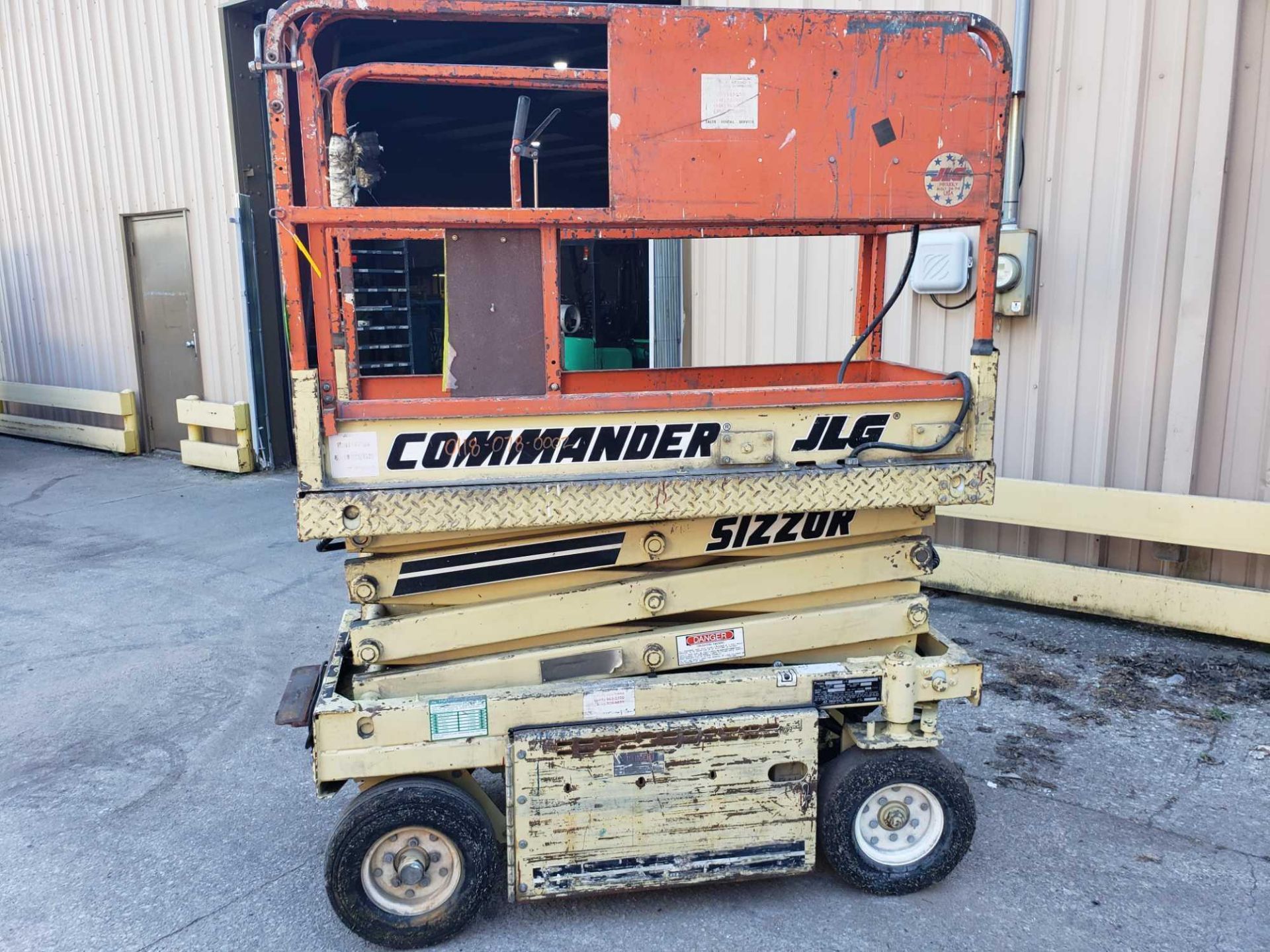 JLG Commander CM-1732 electric scissor lift 17' lift height 500lb ...