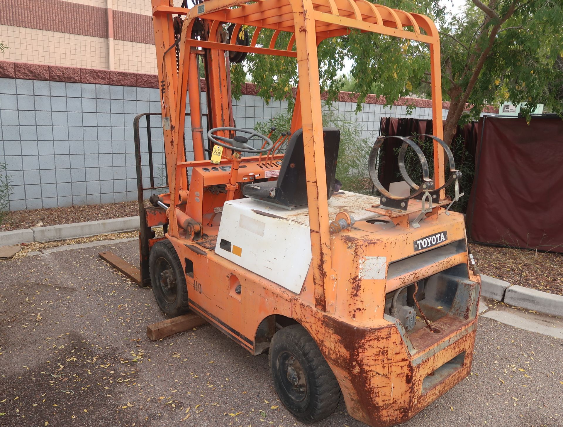 TOYOTA FORK LIFT, 2 STAGE MAST, 3695 HRS, MDL. 02-FG25 SN. 02-FG25-17655