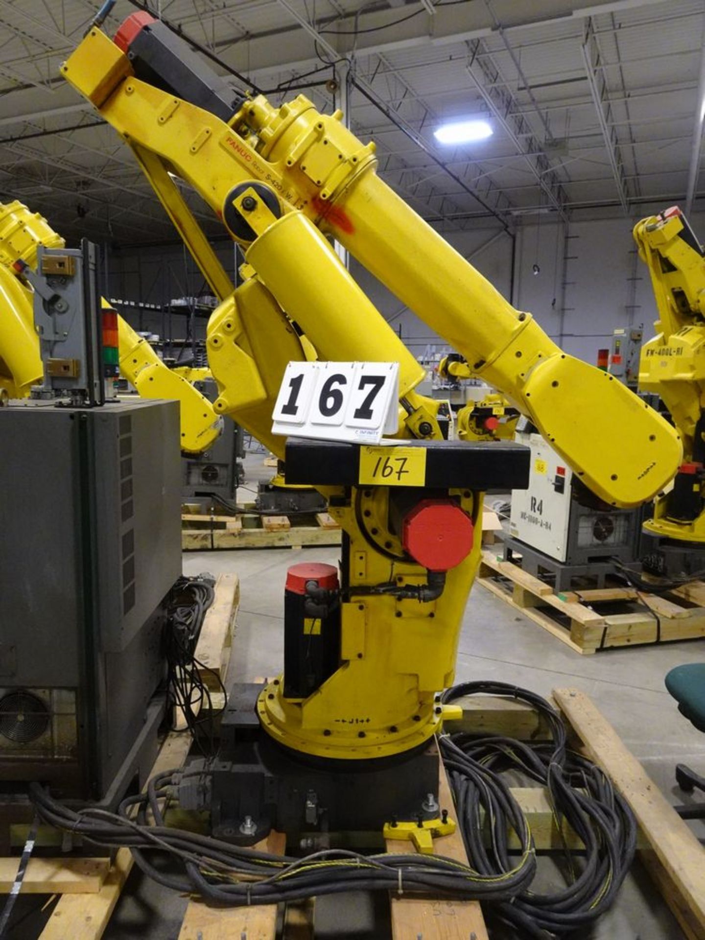 1997 FANUC 2-420I W ROBOT W/FANUC SYSTEMS R-J2 CONTROLLER, S/N E97900176