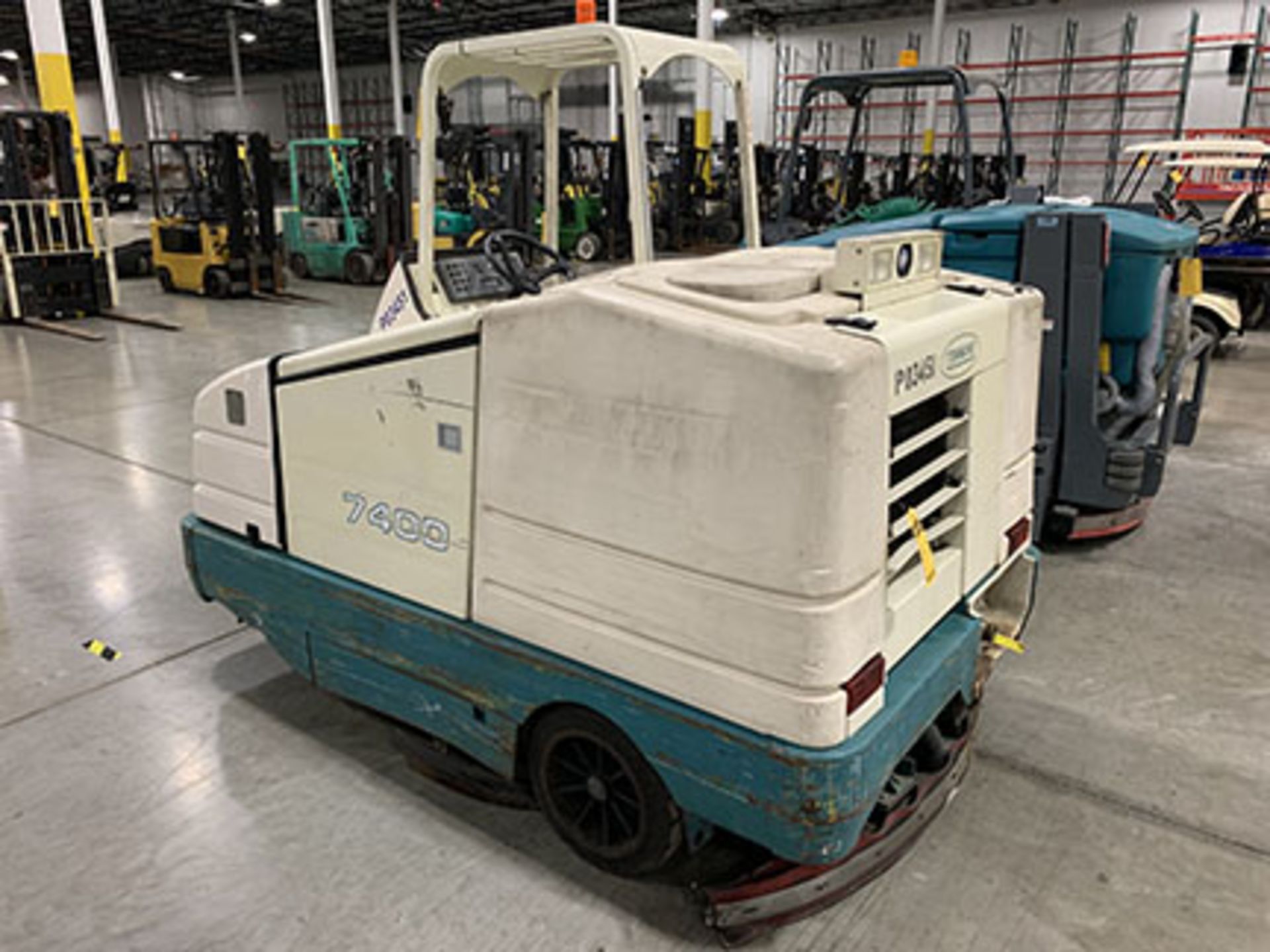 TENNANT 7400 LP FLOOR SWEEPER