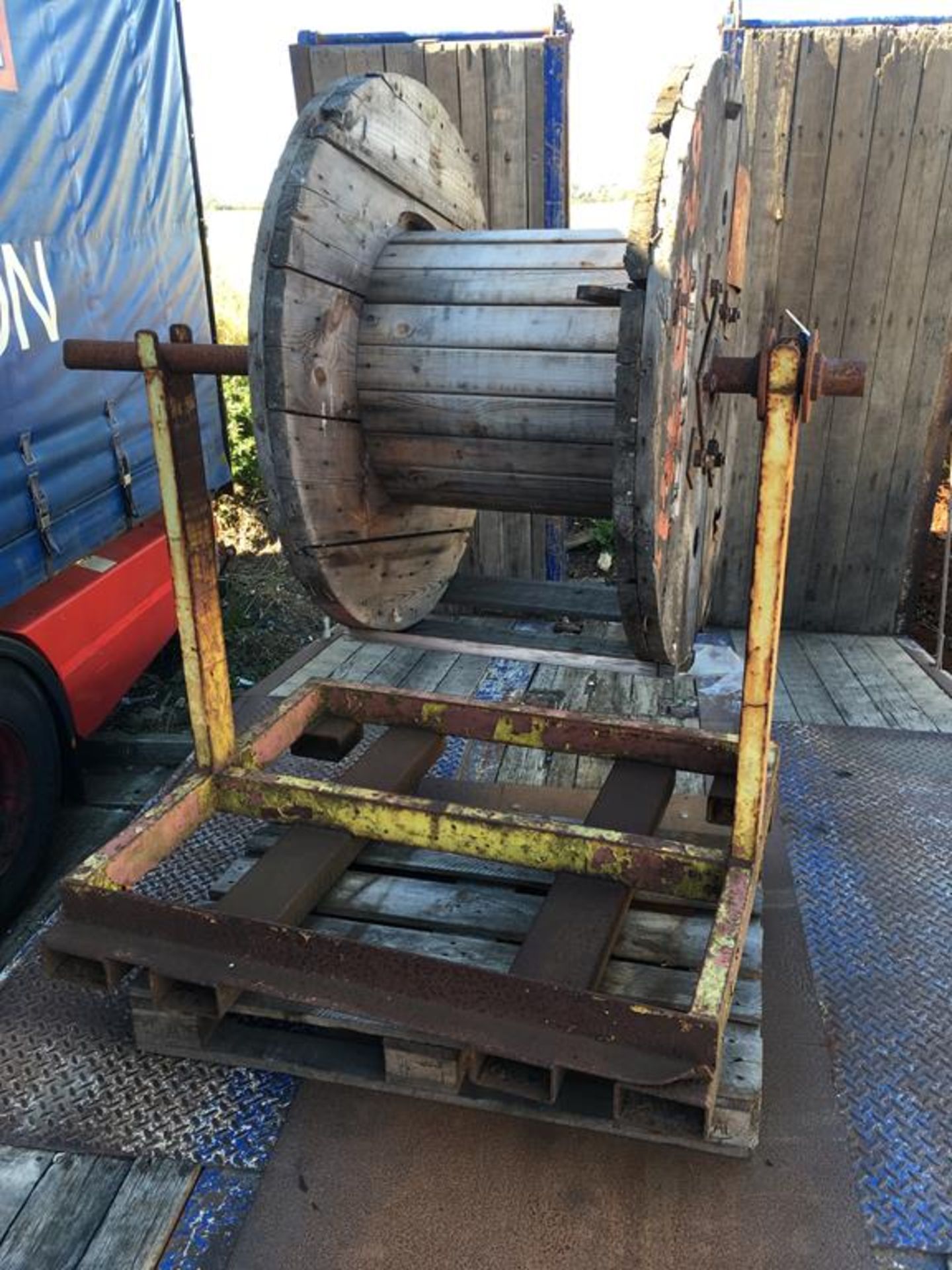 FORKLIFT CABLE REEL DISPENSER