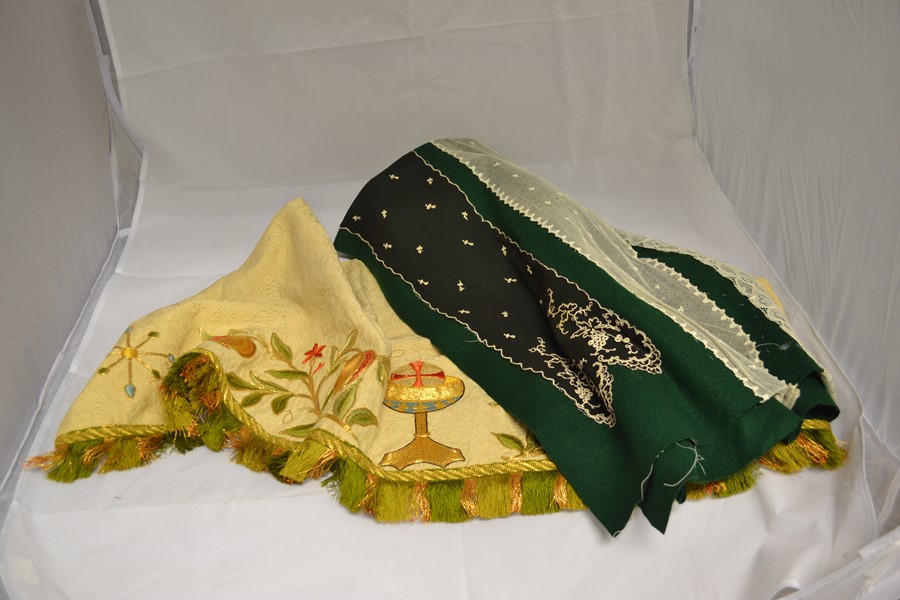 A Holy Communion tablecloth, together with a collection of lace. (Q)