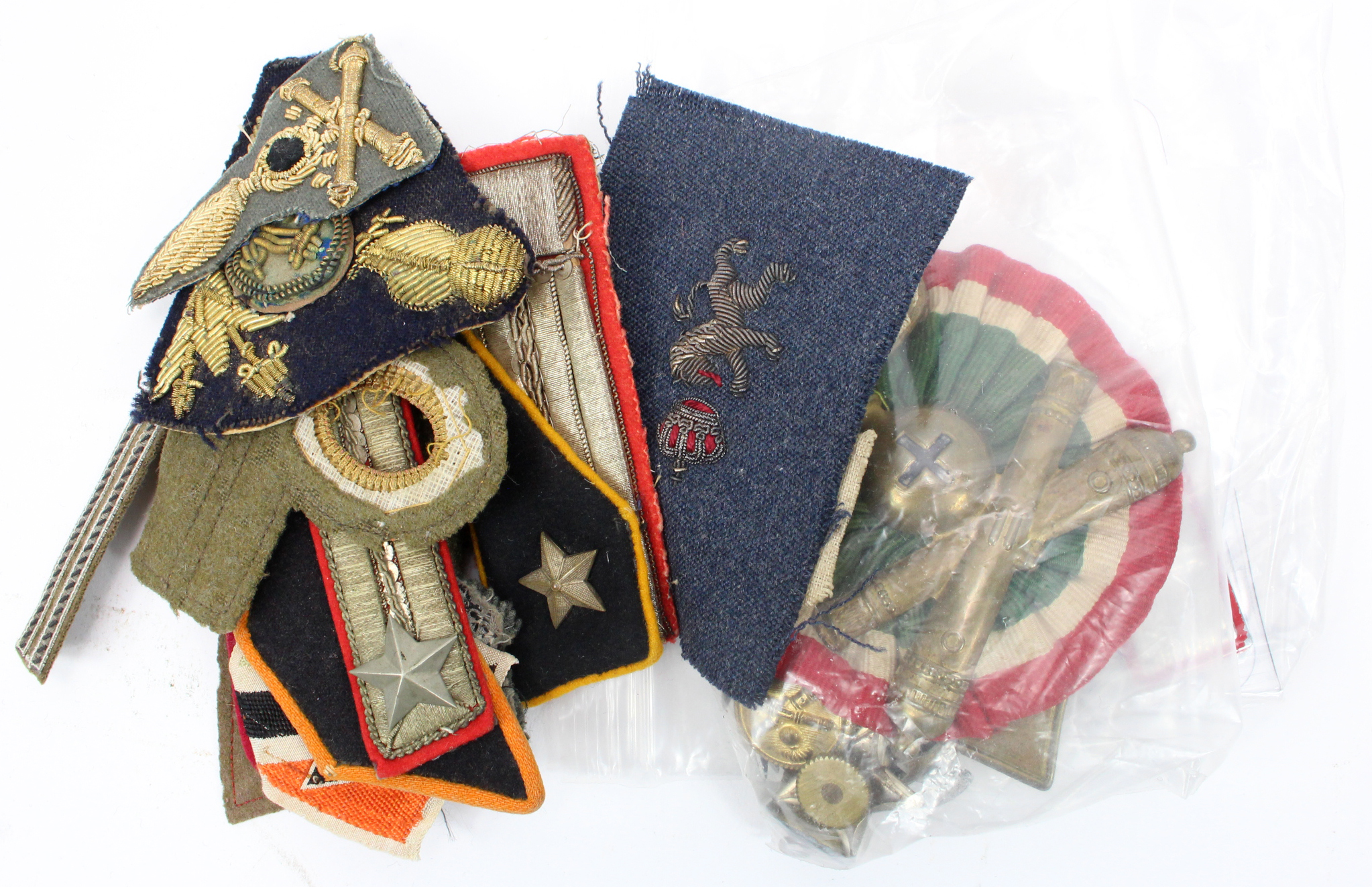 Badges: Italian Militaria from WW2 a collection of both cloth and metal ...