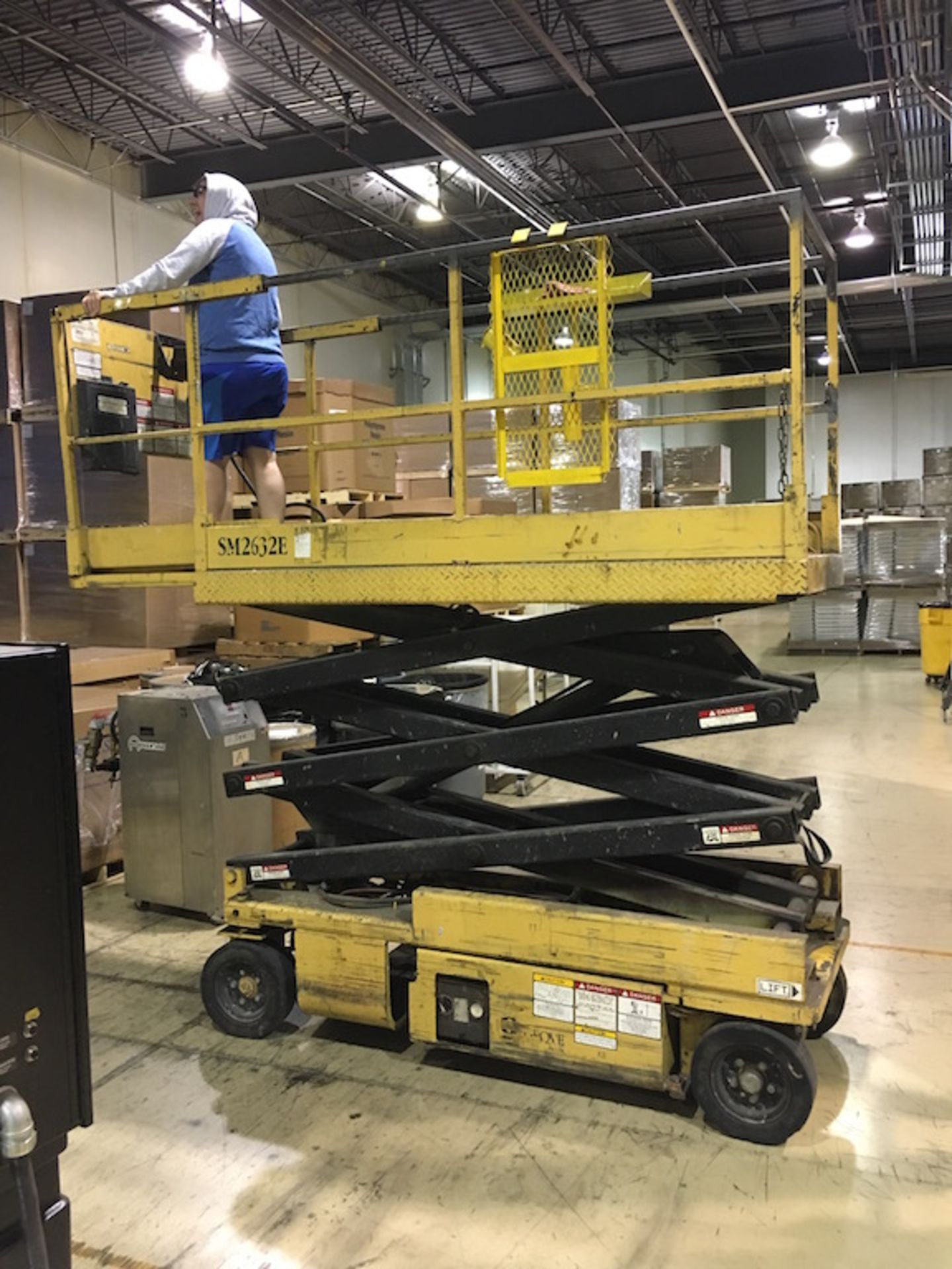 Grove SM2632E Scissor Lift, 26 ft. Working Height, 20 ft. Platform ...