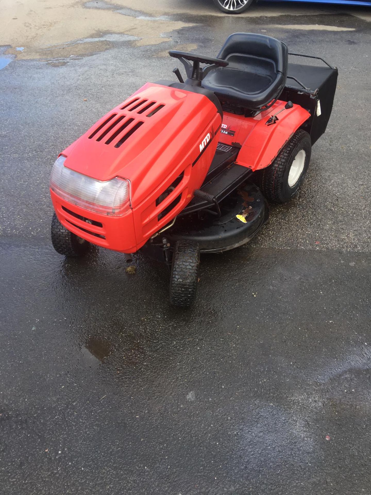 K - MTD J/136 AUTO-DRIVE RIDE ON LAWN MOWER WITH REAR GRASS COLLECTOR ...