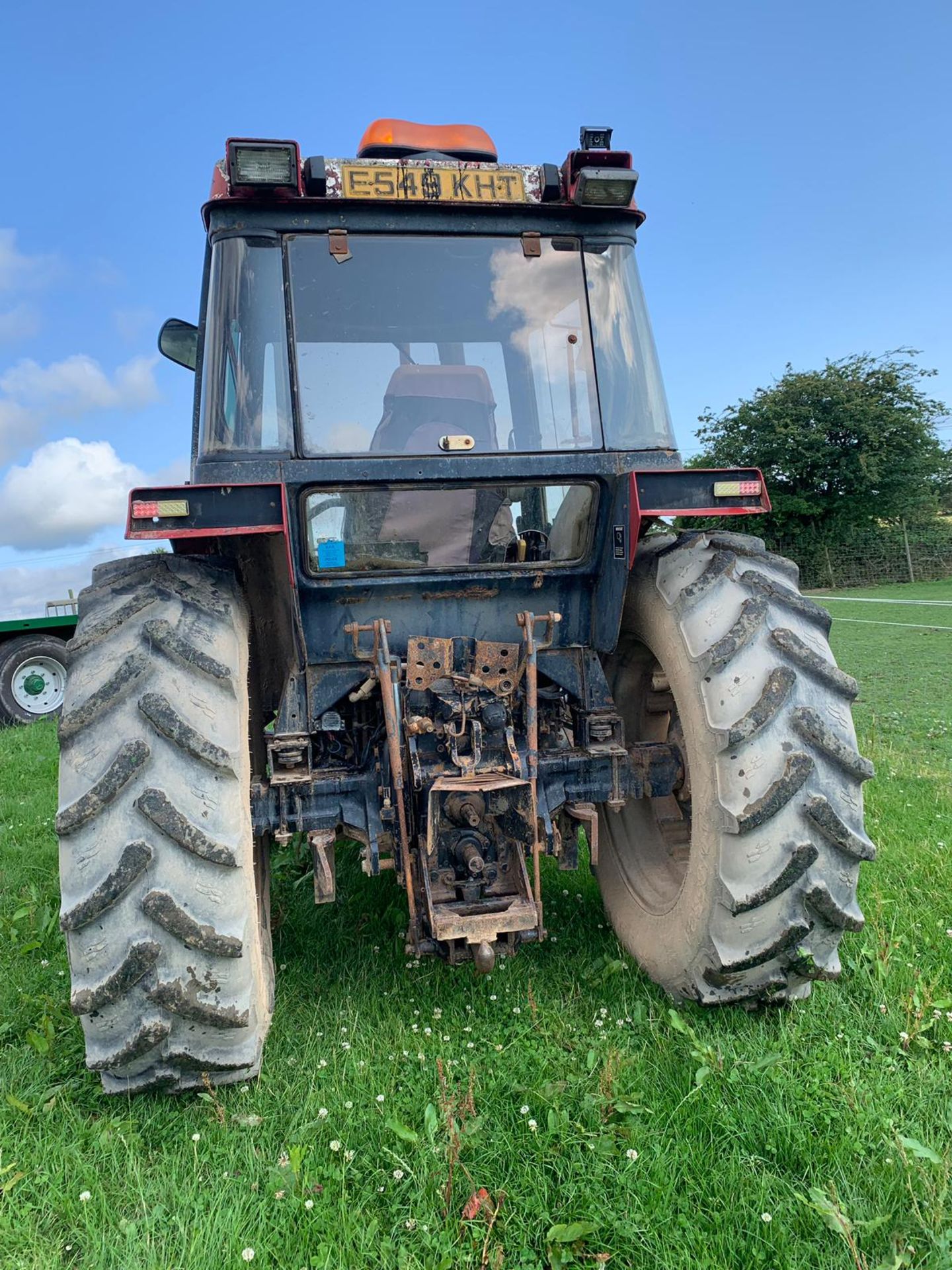 DS - CASE INTERNATIONAL 885XL TRACTOR C/W FRONT LOADING SHOVEL ...
