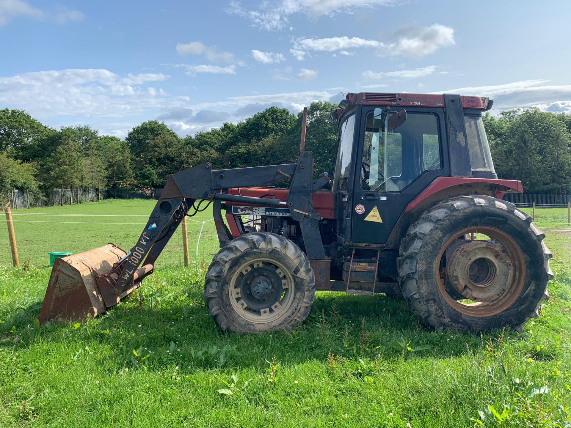 DS - CASE INTERNATIONAL 885XL TRACTOR C/W FRONT LOADING SHOVEL ...