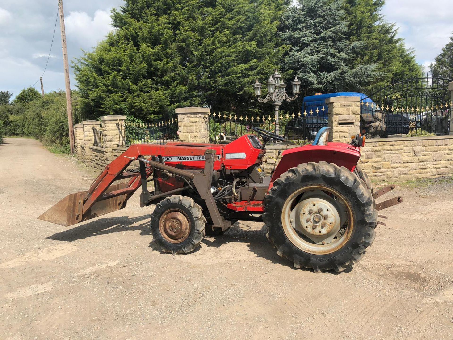 DA - MASSEY FERGUSON 1030 TRACTOR C/W FRONT LOADING SHOVEL, 4 WHEEL ...
