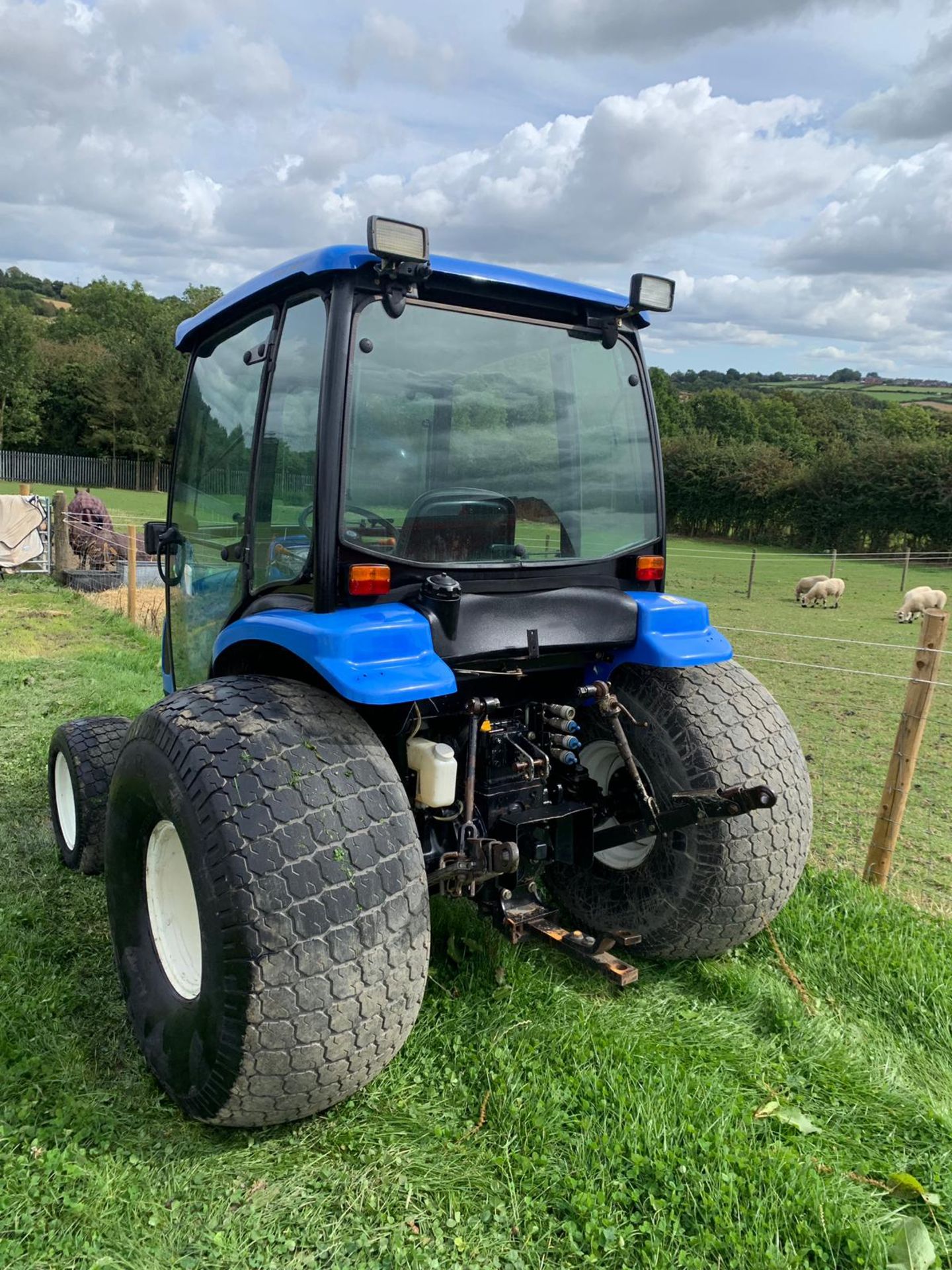 DS - NEW HOLLAND TC40DA COMPACT TRACTOR WITH FULL GLASS CAB, 3 POINT ...