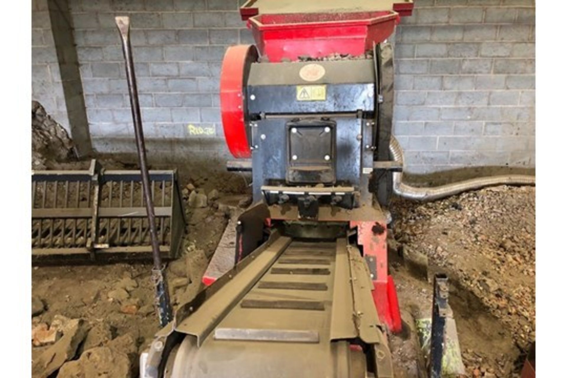 Red Rhino Mini Crusher 3000 Multiform In working order With diesel ...