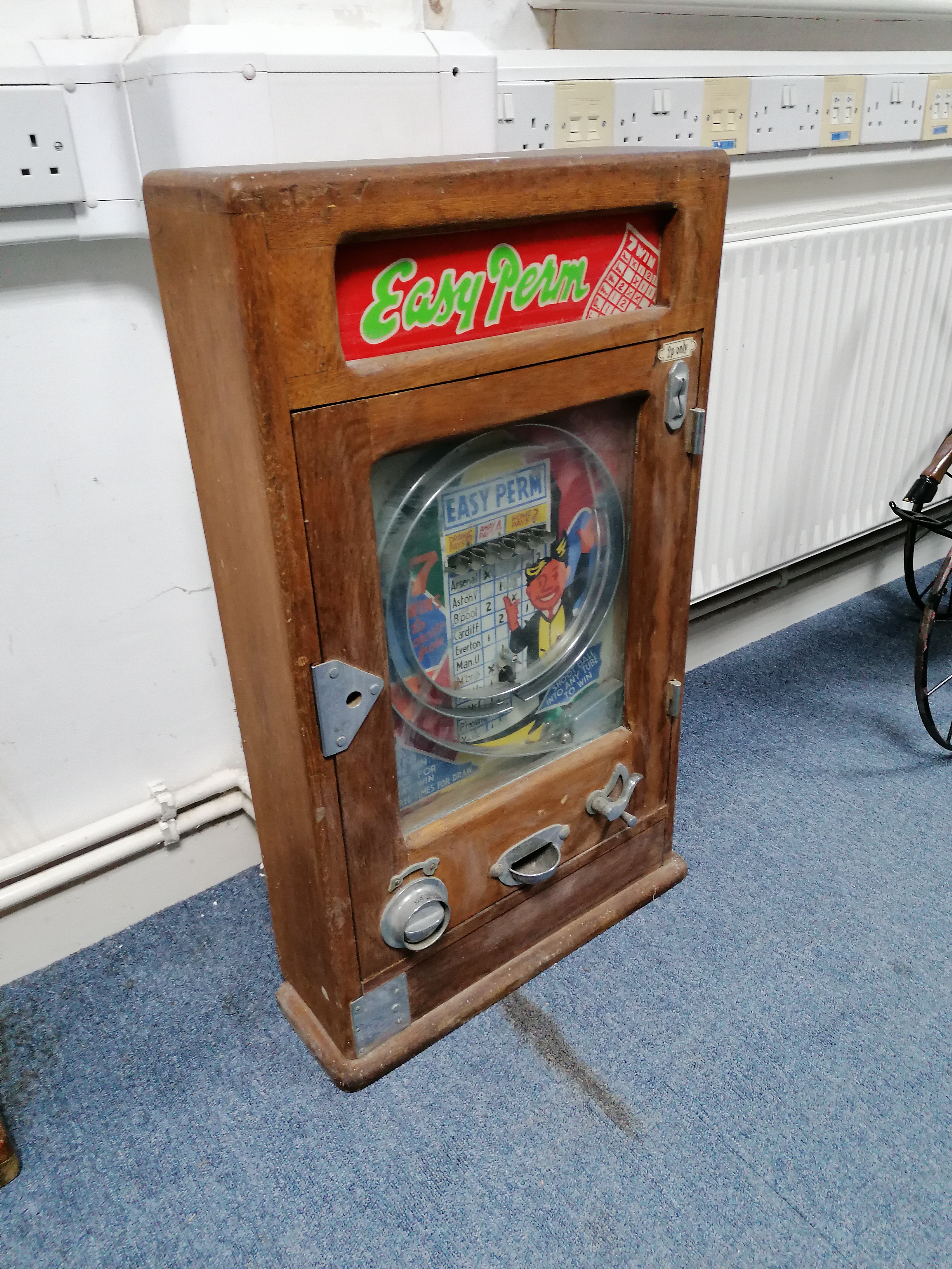 AN EARLY/MID 20th CENTURY “EASY PERM” PENNY-IN-THE-SLOT/FLICK-BALL ...