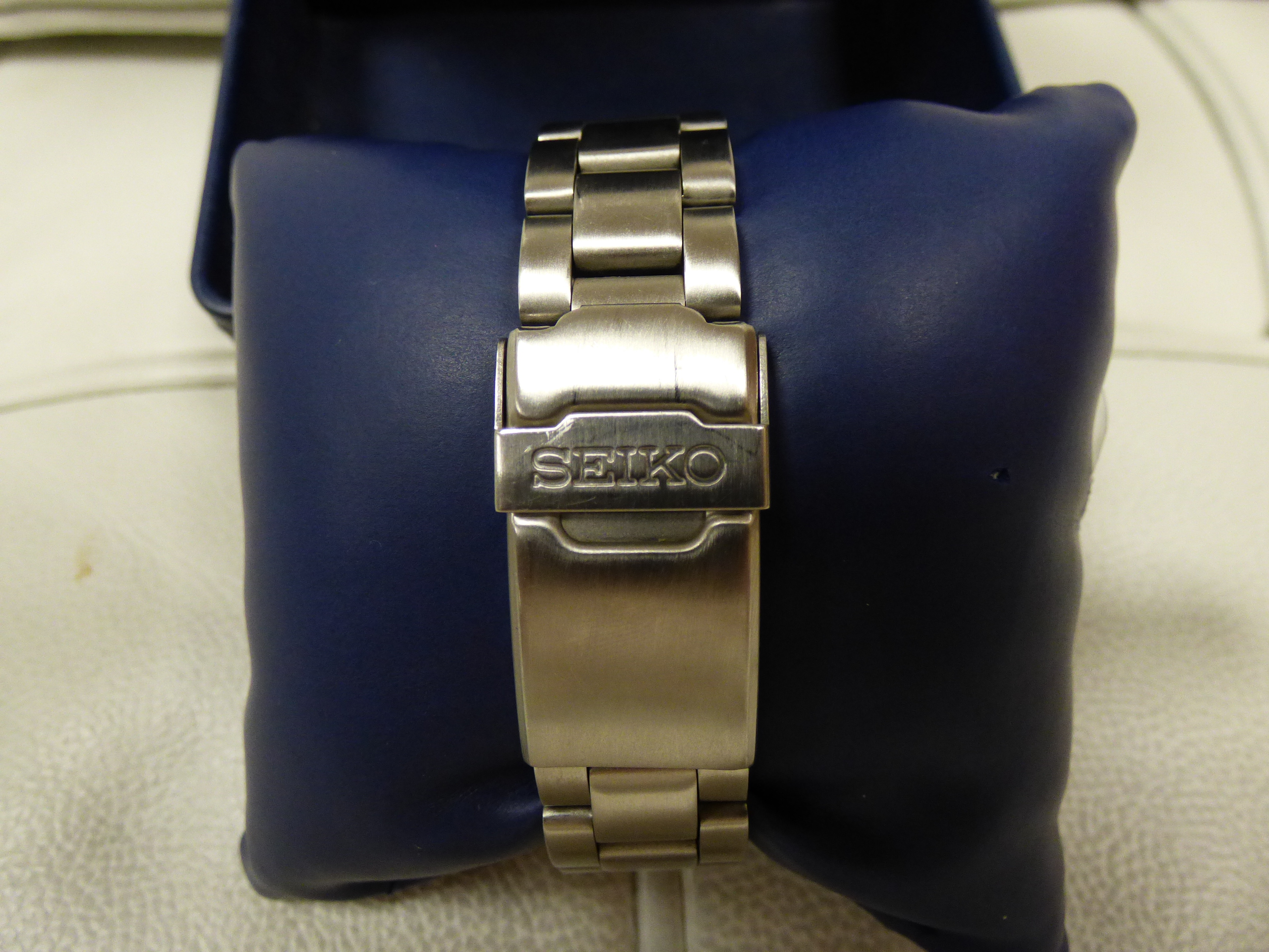 A SEIKO CHRONOGRAPH 50M GENTS WRISTWATCH WITH BLUE DIAL AND STEEL ...