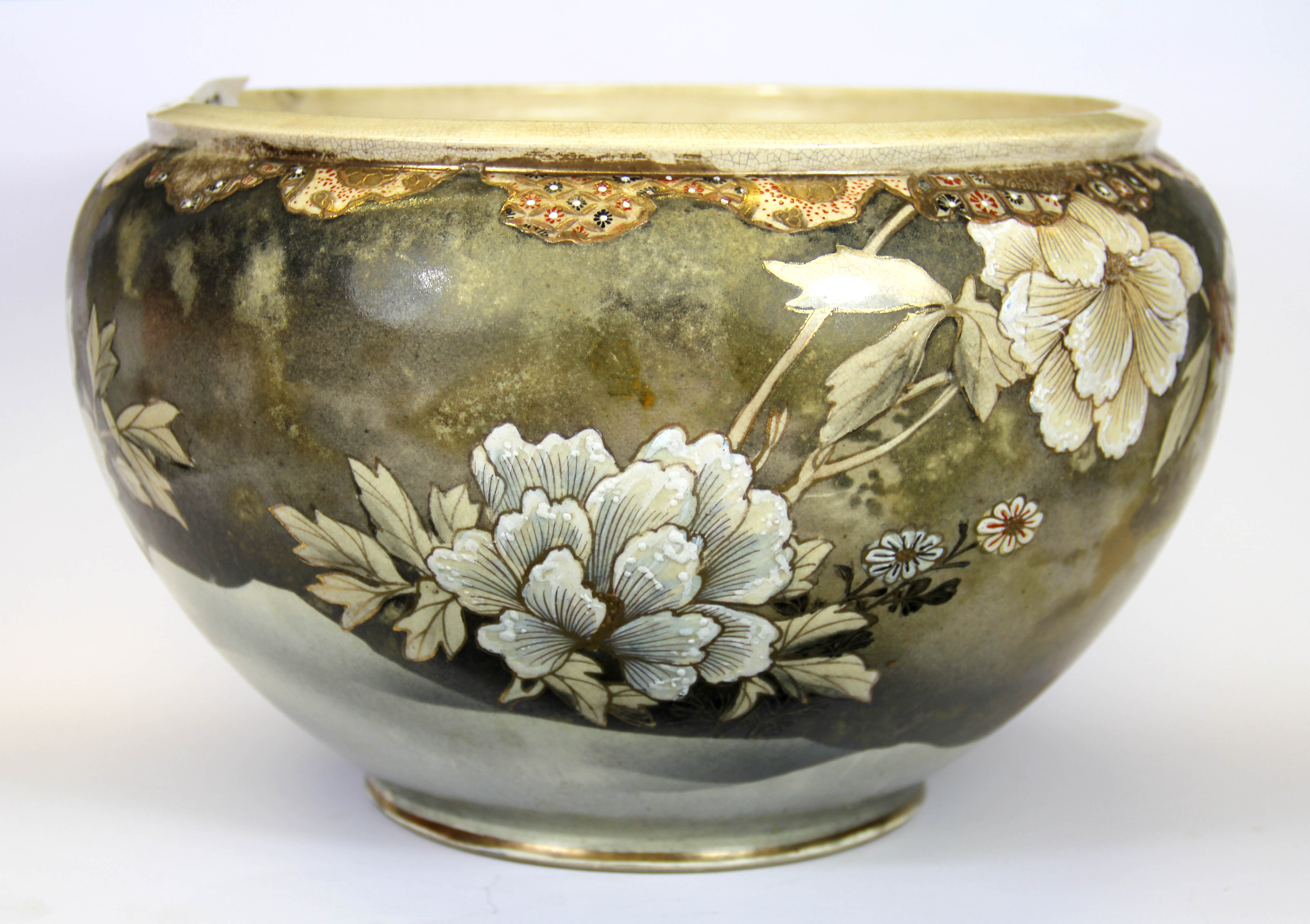 A 19th Century Japanese Satsuma planter, Dia. 31cm H. 20cm.
