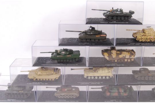 A collection of 16x assorted Del Prado scale diecast model military ...