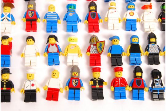 A large collection of some 100+ assorted vintage 1980's / 90's Lego ...